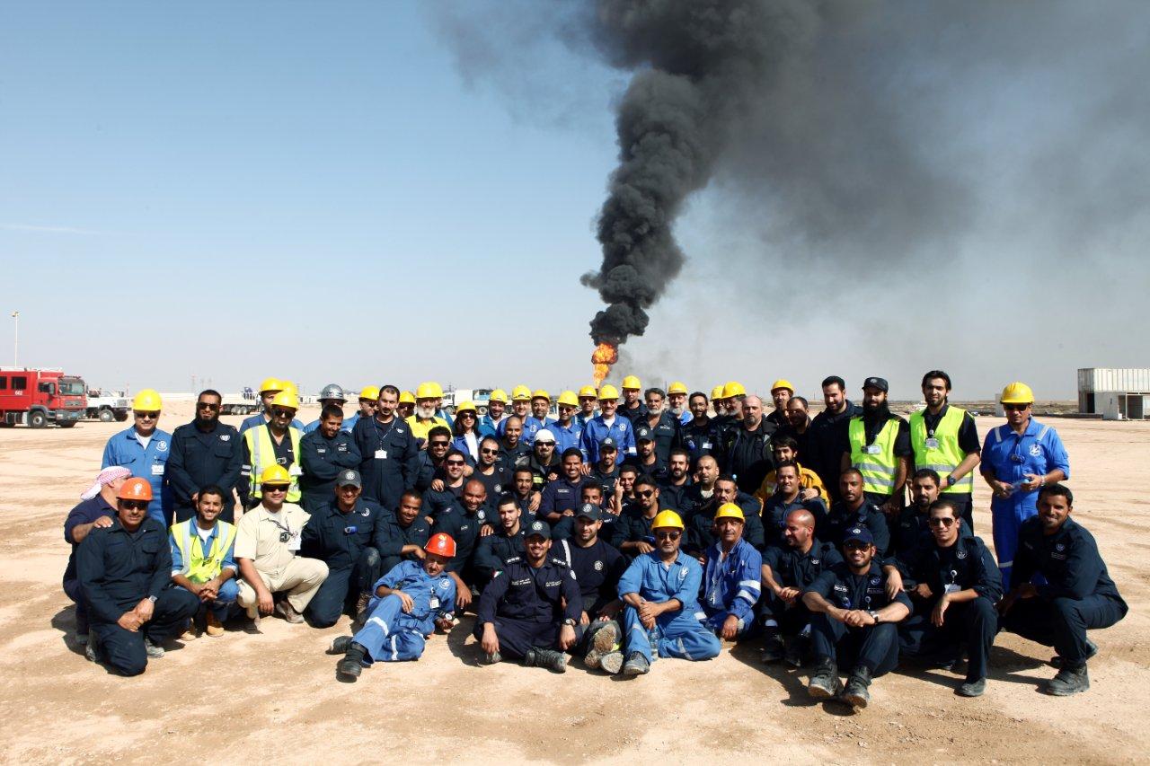 KUNA : Three ministers inspect burning well North Kuwait
