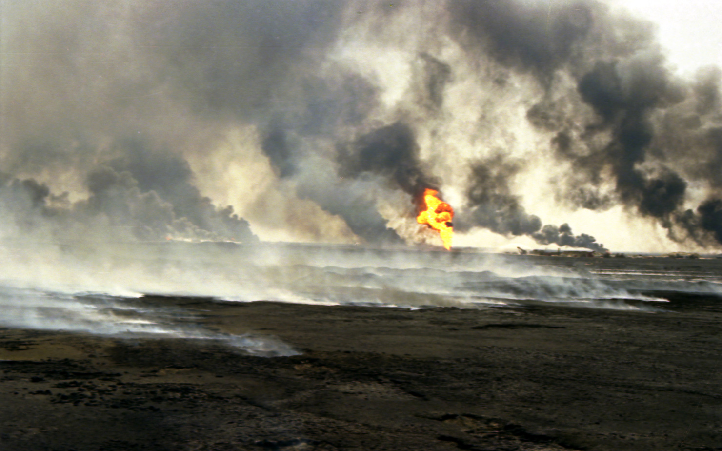 KUNA : Kuwait commemorates extinguishing last oil well on fire