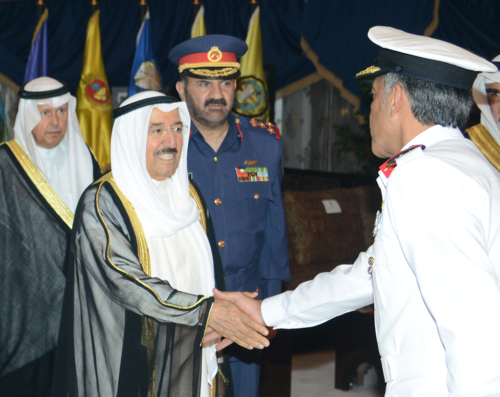 KUNA : Kuwait Amir visits Army, Police, Nat''l Guard clubs