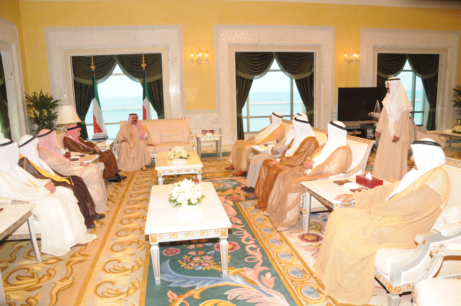 KUNA : His Highness Crown Prince receives Al-Roumi family members