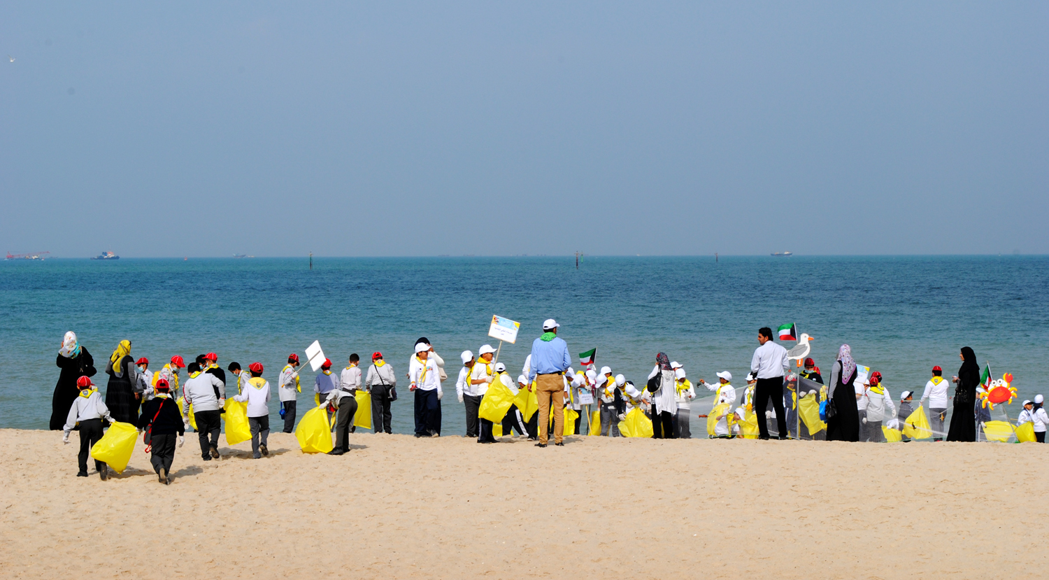 KUNA : Kuwaiti students engage in beaches' clean-up