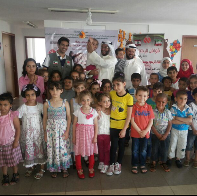 Kuwait's Al-Rahma International Charity handing out donations to Syrian ...