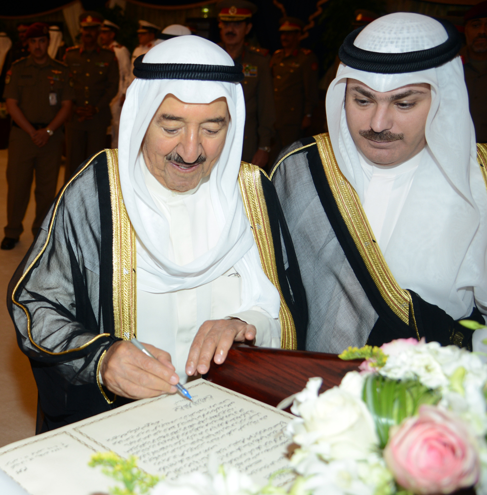 KUNA : His Highness Amir visits KNG, Army, MoI officers - Politics - 12 ...