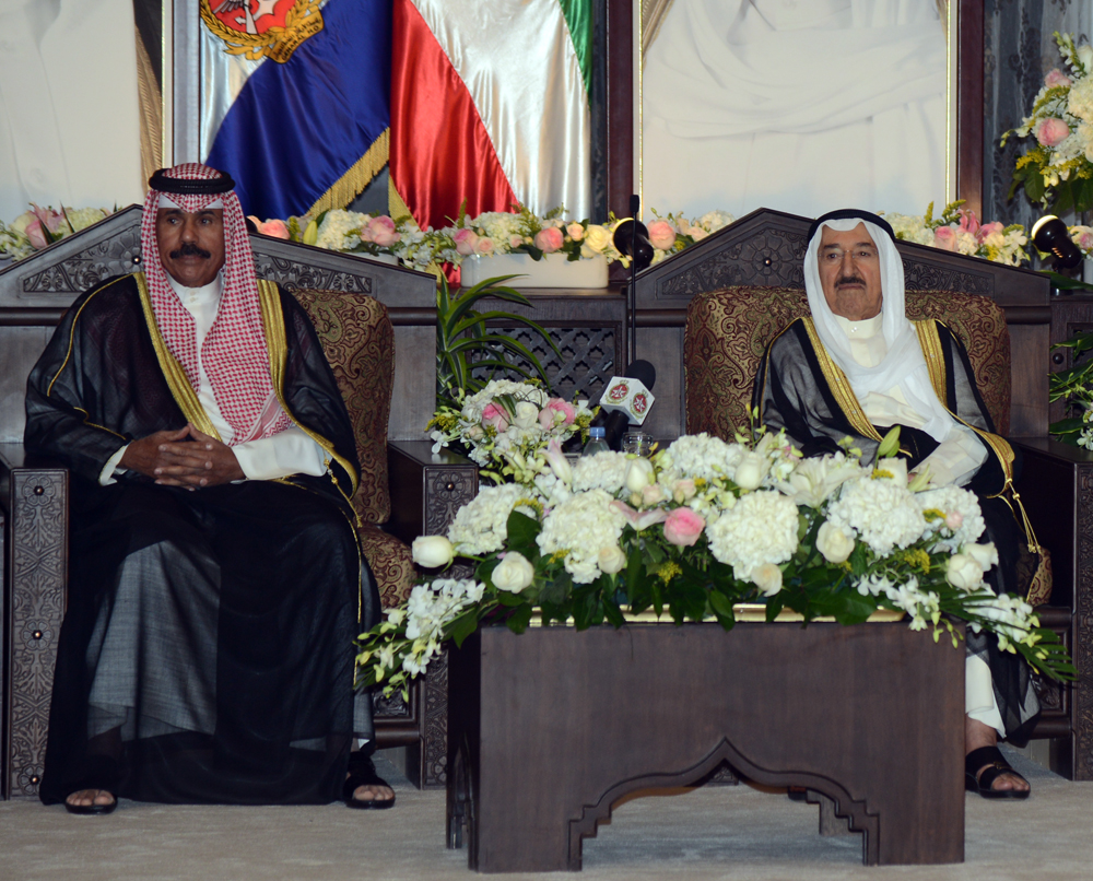 KUNA : His Highness Amir visits KNG, Army, MoI officers - Politics - 12 ...