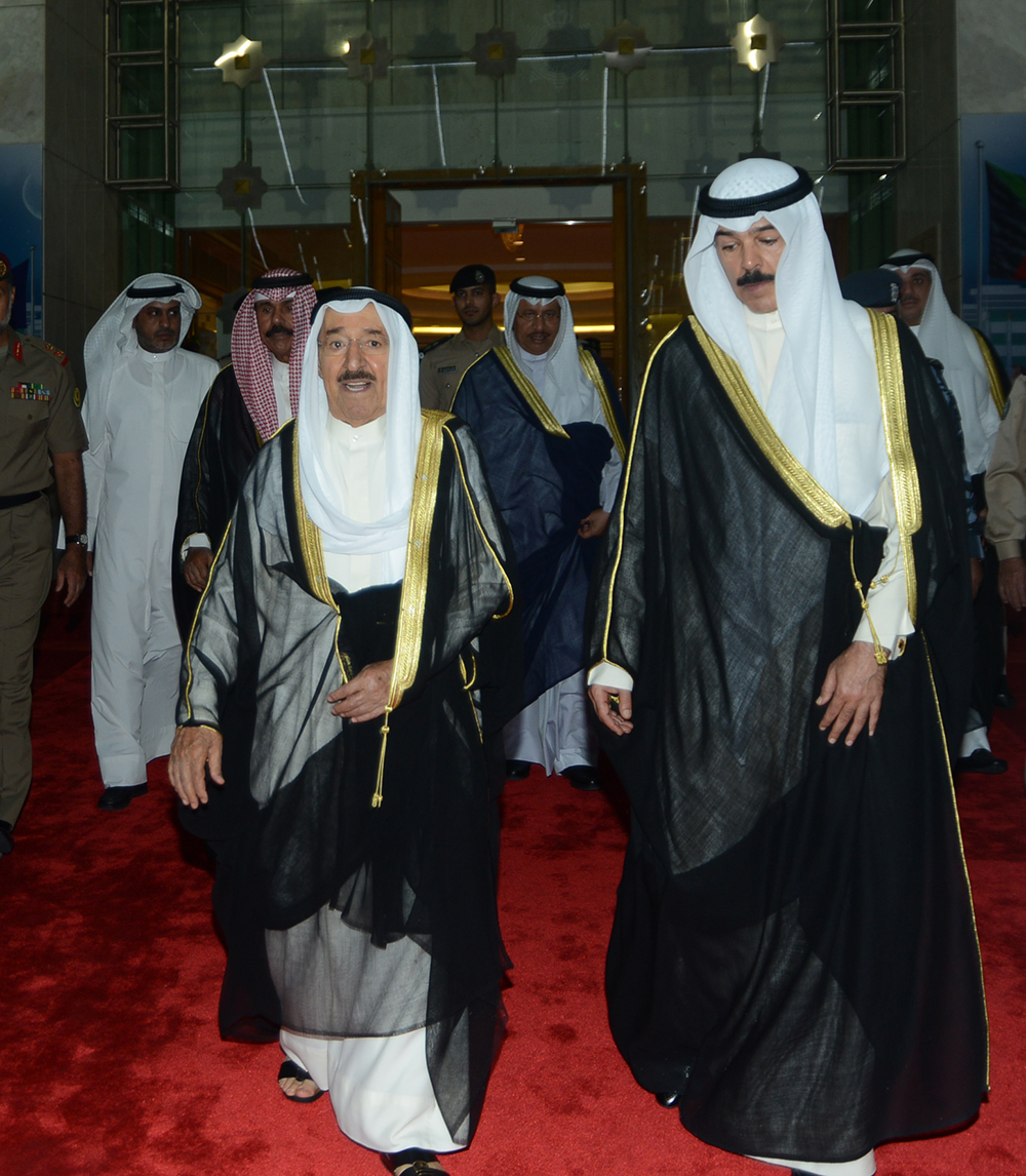 KUNA : His Highness Amir visits KNG, Army, MoI officers - Politics - 12 ...