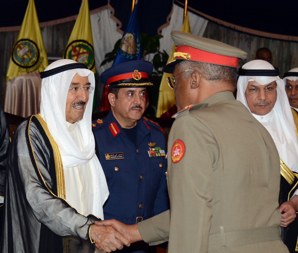 KUNA : His Highness Amir visits KNG, Army, MoI officers - Politics - 12 ...