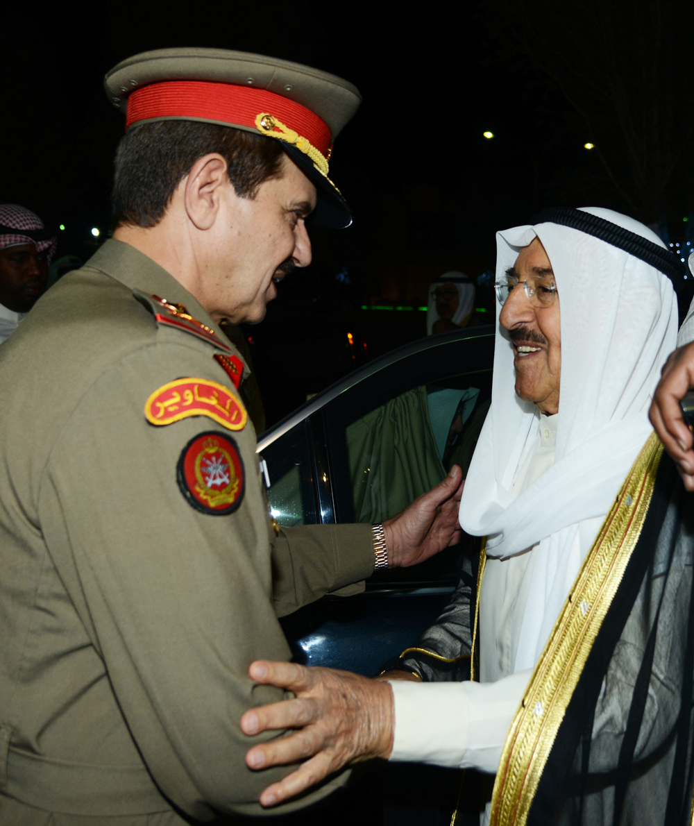 KUNA : His Highness Amir visits KNG, Army, MoI officers - Politics - 12 ...