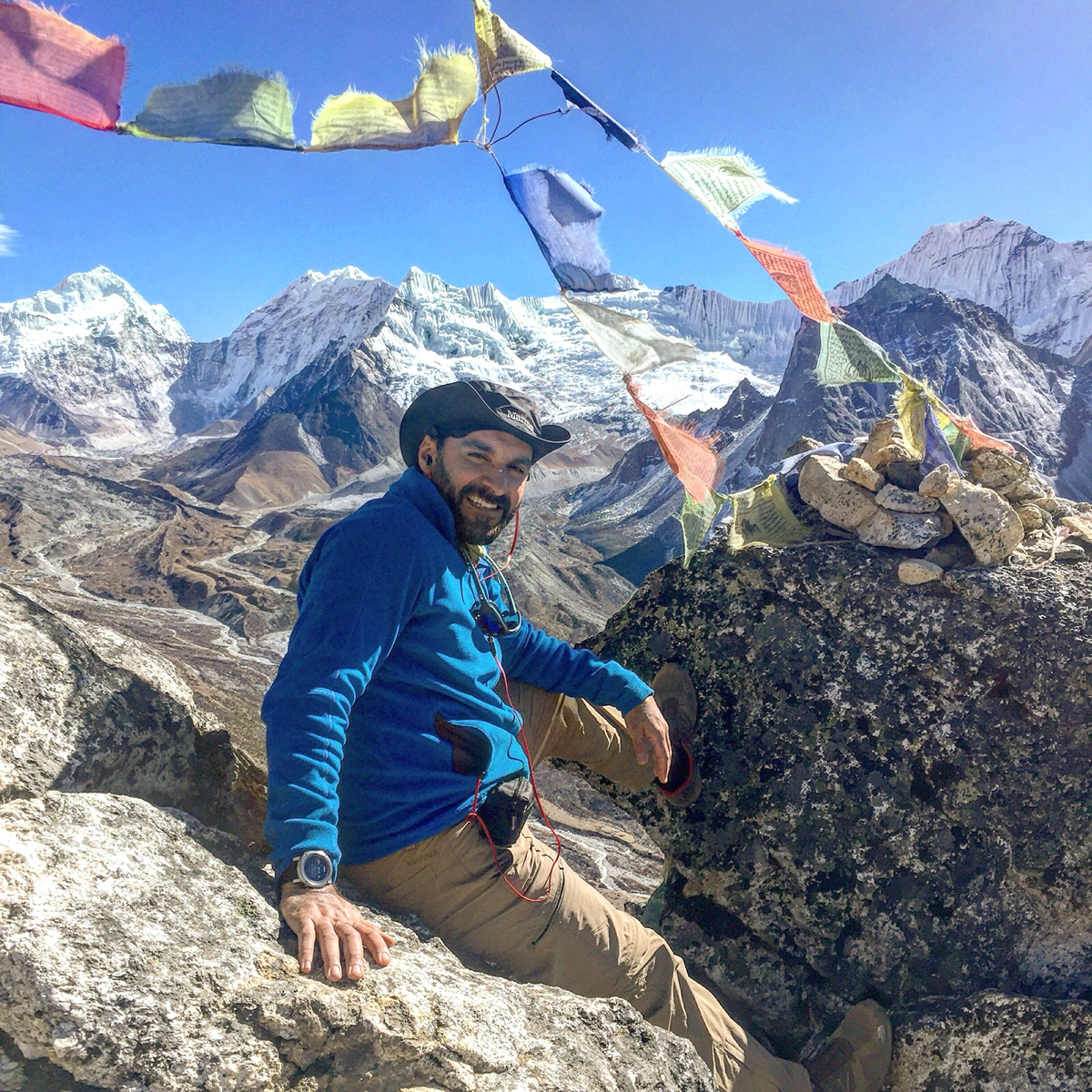 KUNA : Kuwaiti Mountaineer raises Kuwait Flag over the Everest