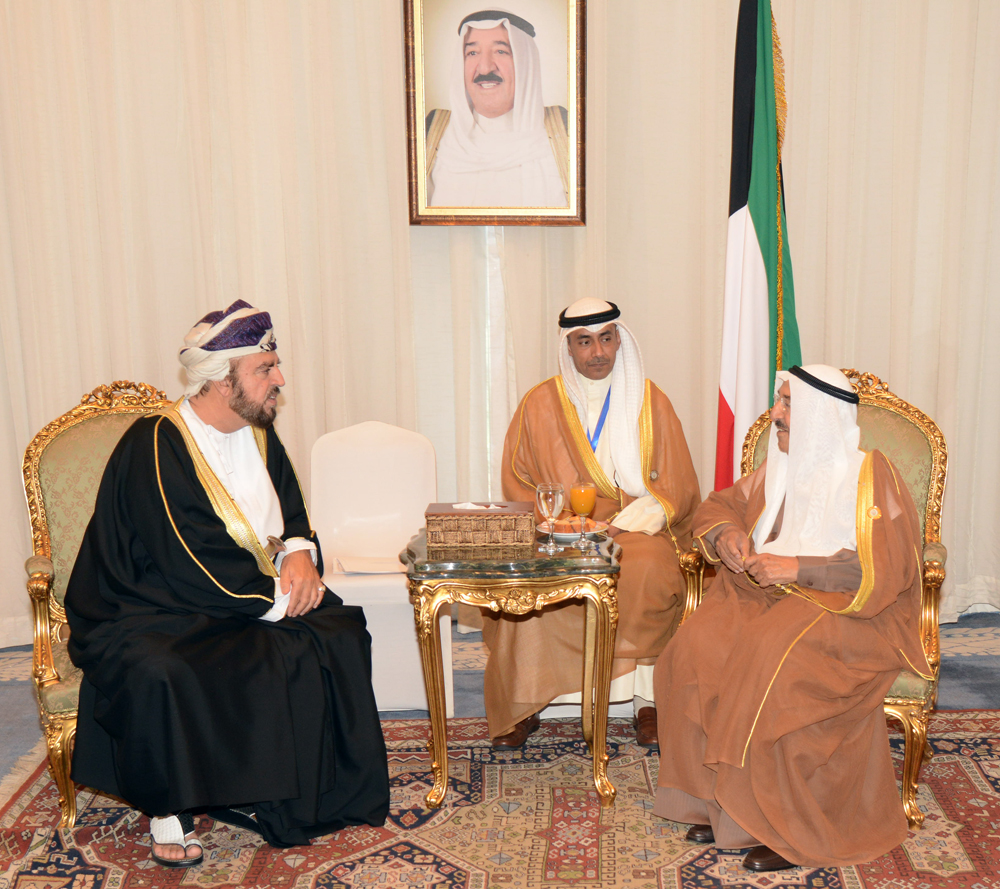 KUNA : His Highness the Amir receives Sultan Qaboos representative