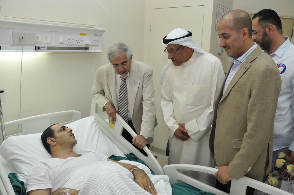 KUNA : KRCS delegation visits wounded persons of Imam Al-Sadiq mosque blast