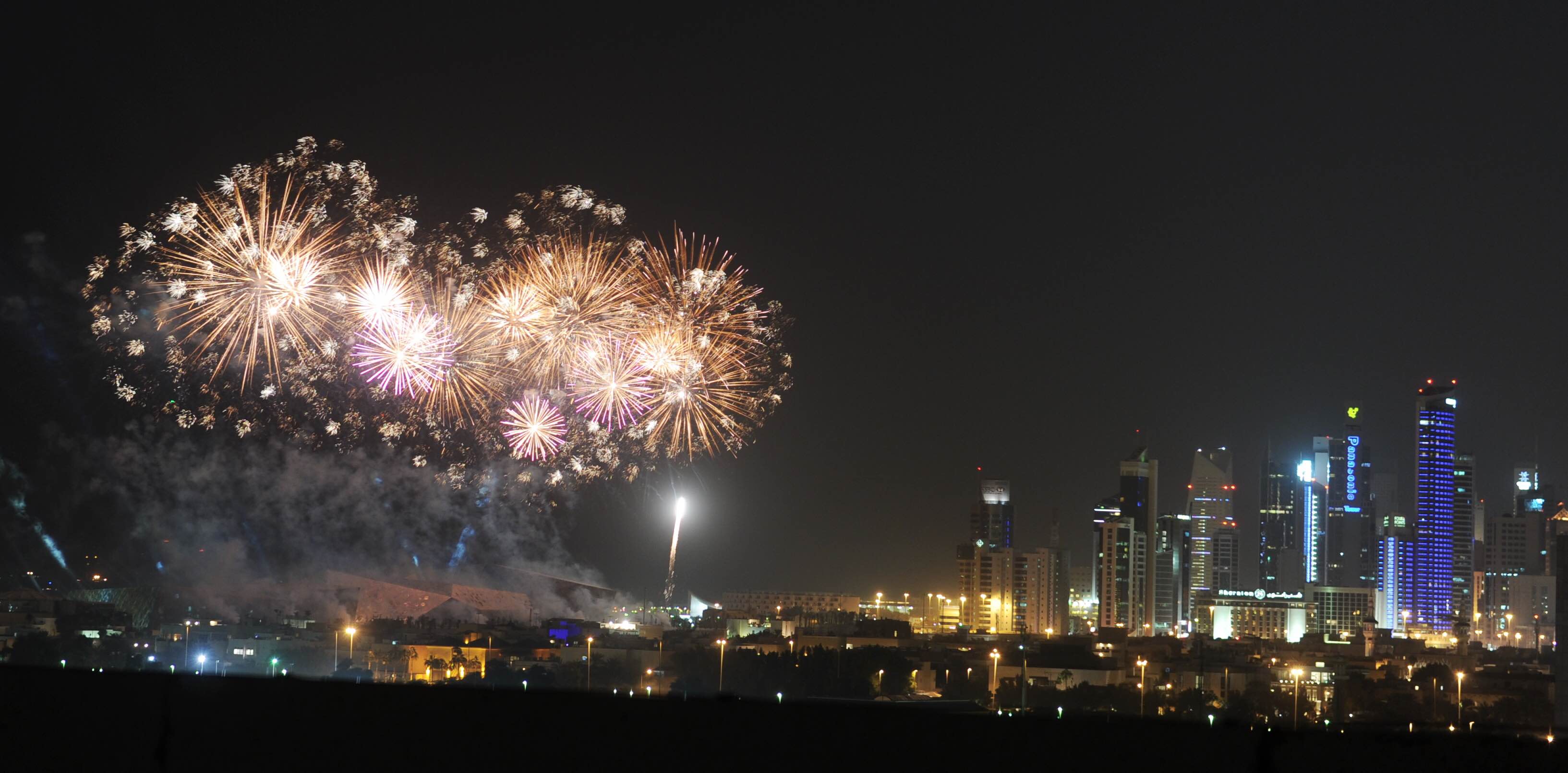 كونا : الالعاب النارية تضيء سماء الكويت احتفاء بافتتاح مركز الشيخ جابر ...