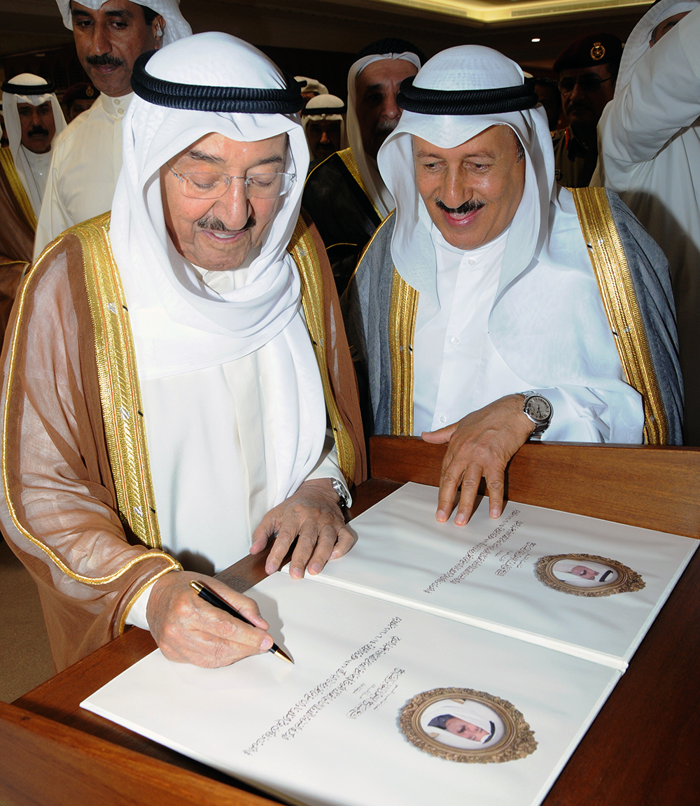 KUNA : His Highness the Amir visits Imam Al-Sadiq Mosque - diwan - 14 ...