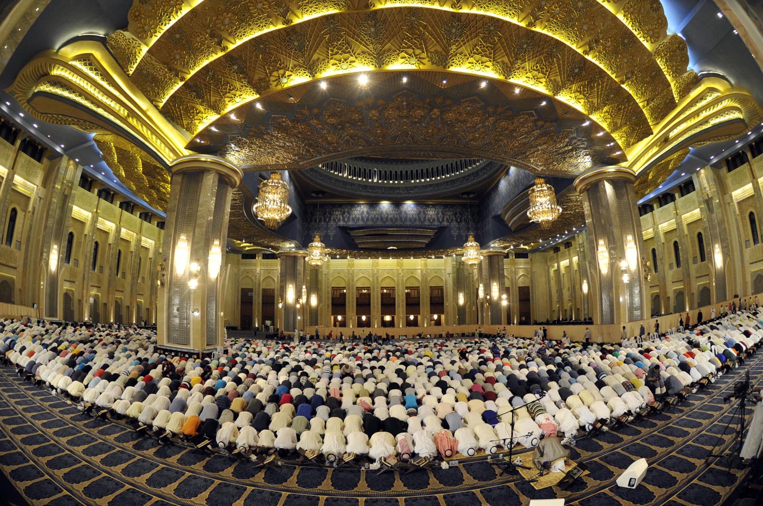 KUNA : Faithful perform Al-Qadir Night prayers at Kuwait Grand Mosque ...
