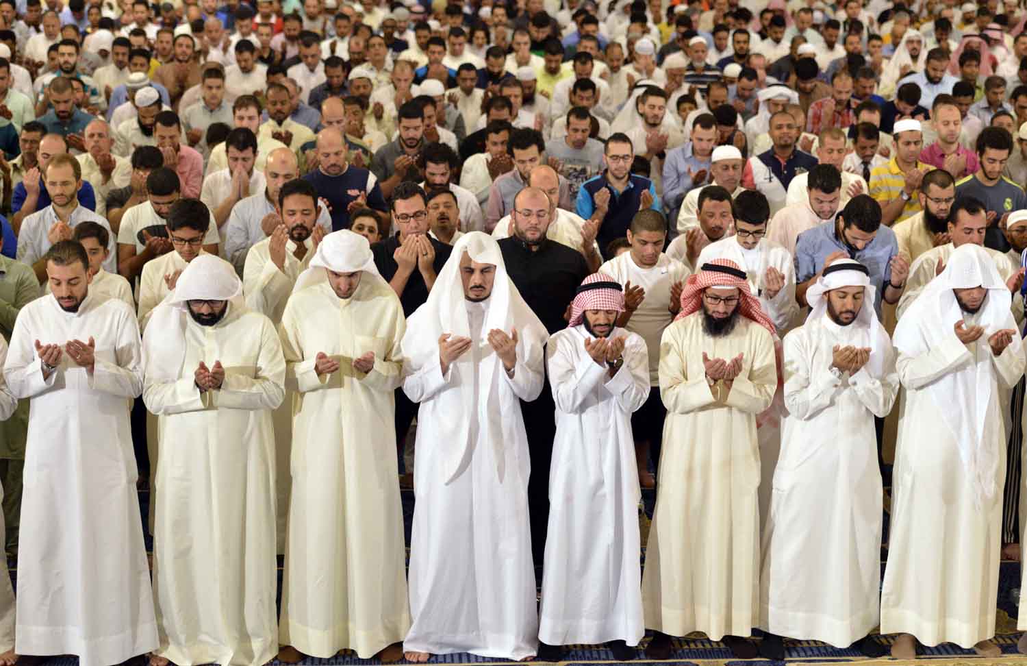 KUNA : Faithful perform Al-Qadir Night prayers at Kuwait Grand Mosque ...