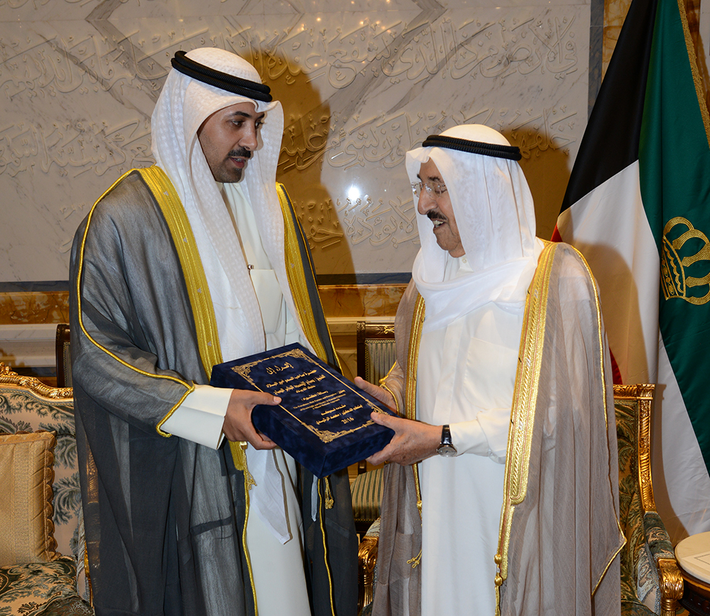 KUNA : His Highness the Amir receives a number of academicians