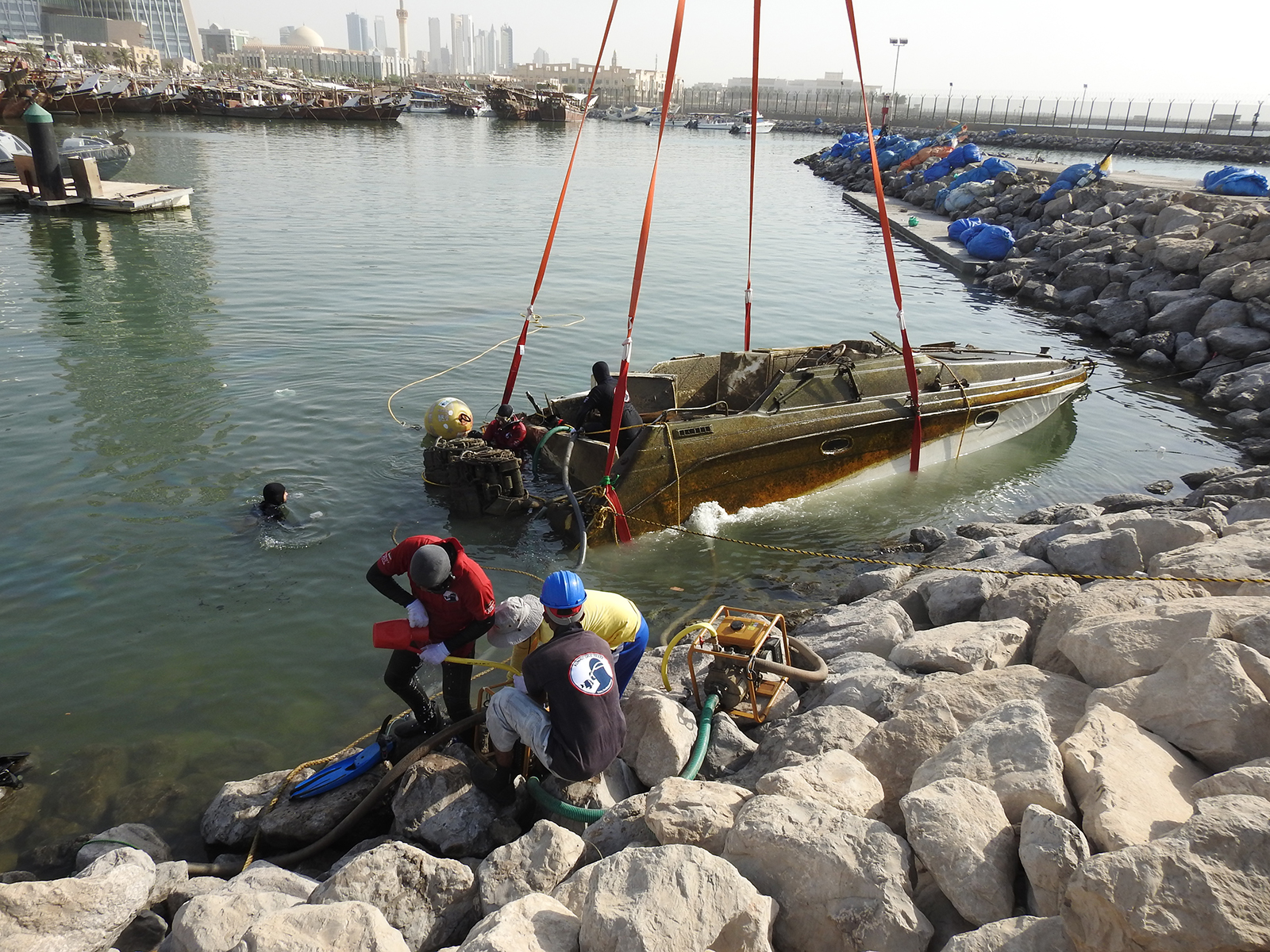 KUNA : Kuwait Dive Team removes 5 boats from Kuwait waters