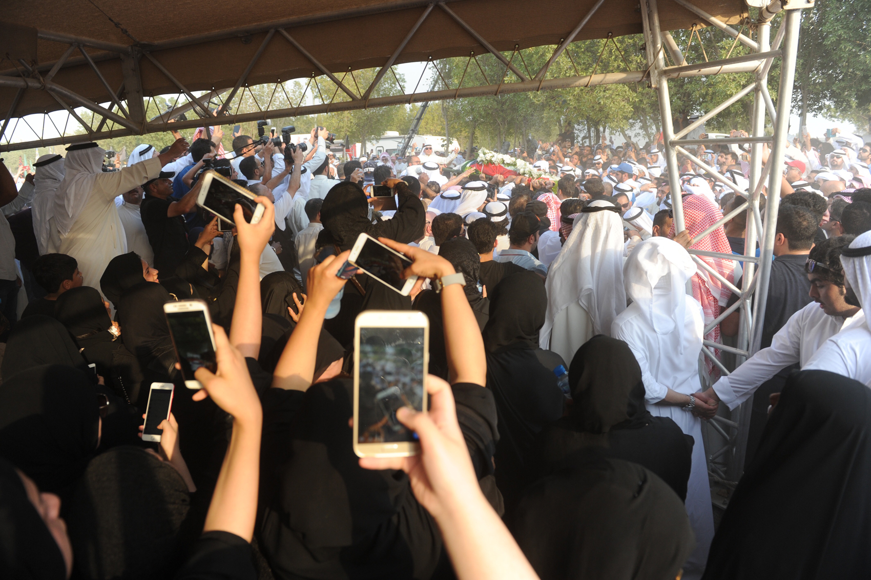 KUNA : Waves of bereaved gather at Abdulredha's funeral - Society - 16/08/2017