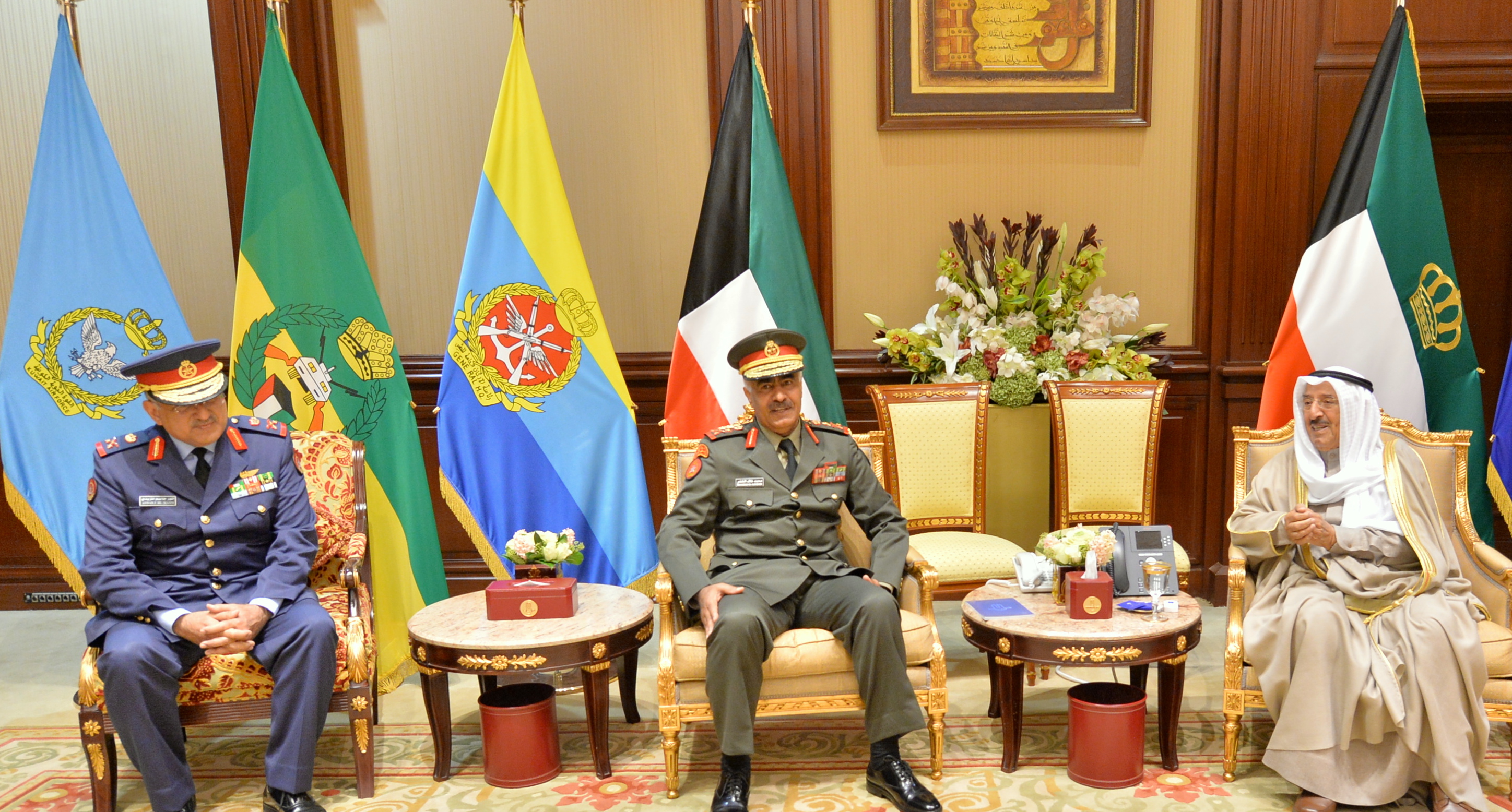KUNA : His Highness Amir meets Kuwaiti military leaders