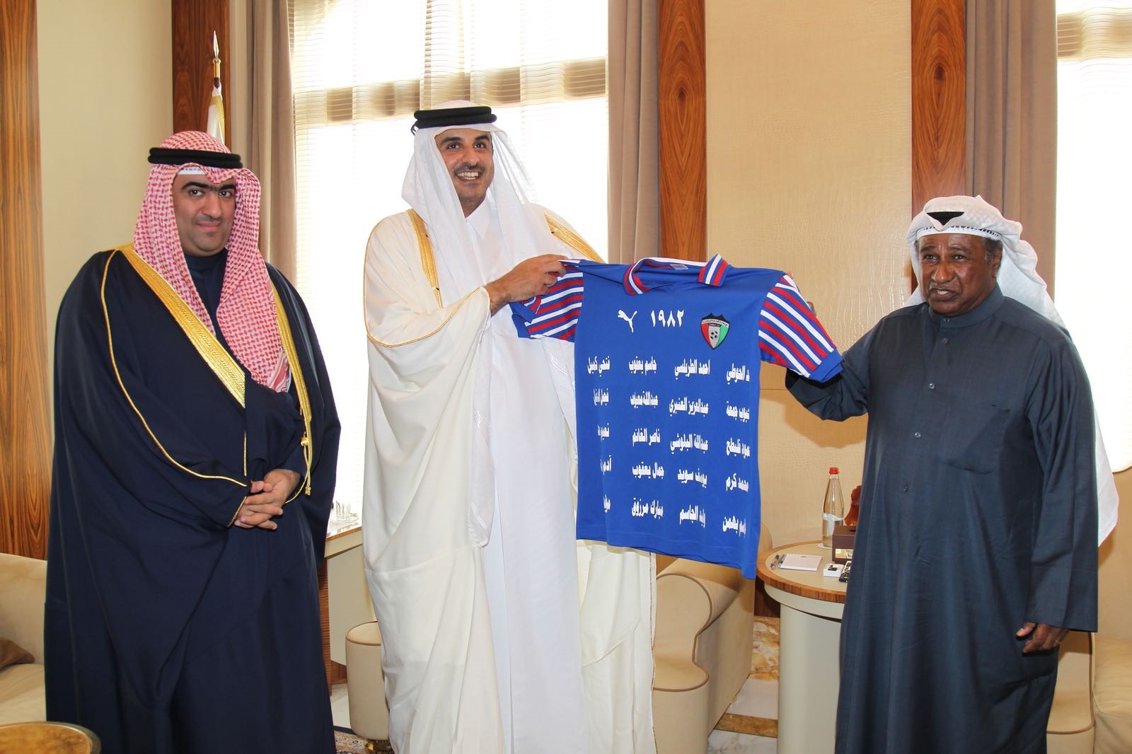 KUNA : Qatari Amir discusses youth, sports with Min. Al-Roudhan