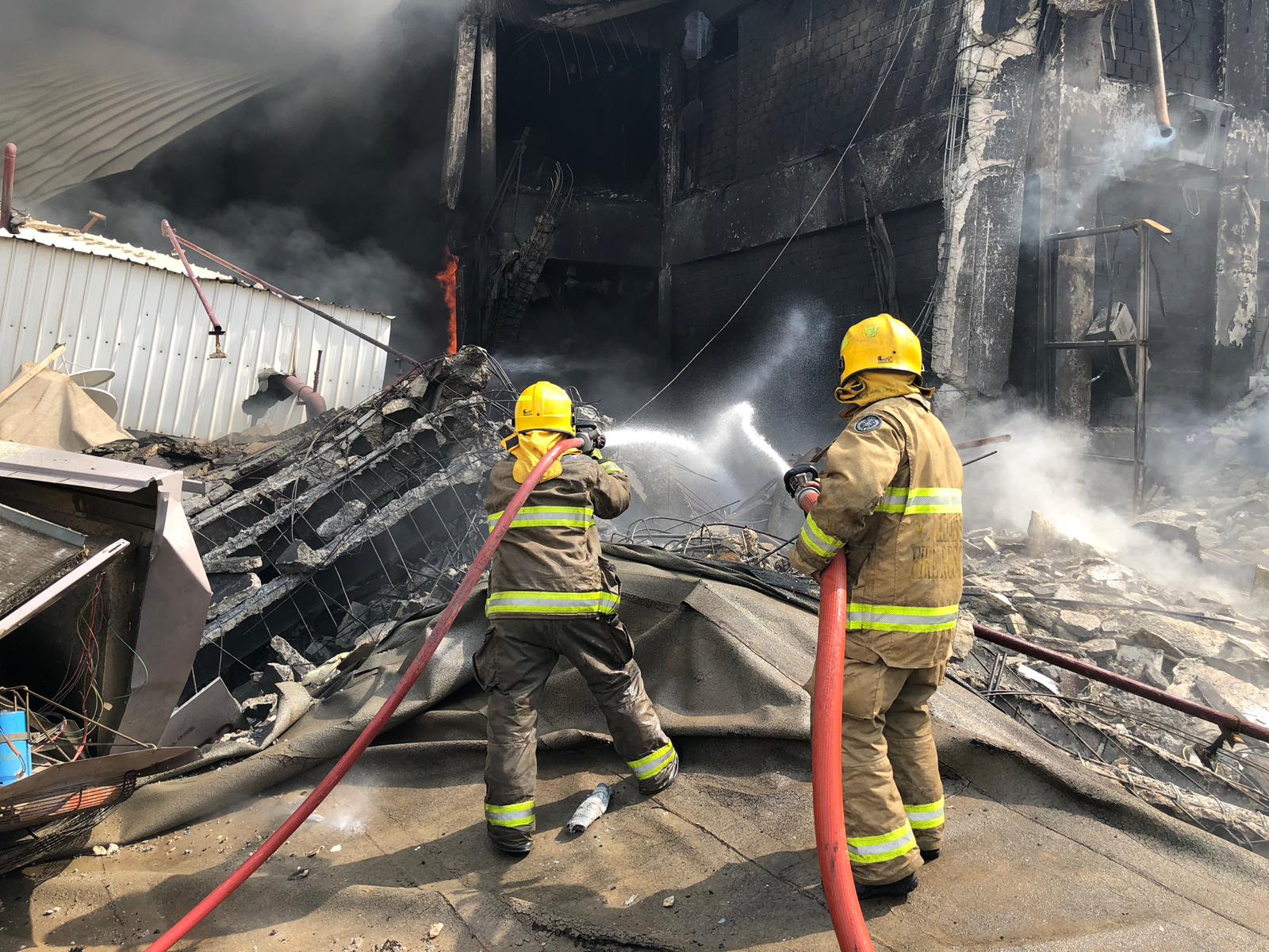 KUNA : Kuwaiti fire crews subdue blaze at commercial building