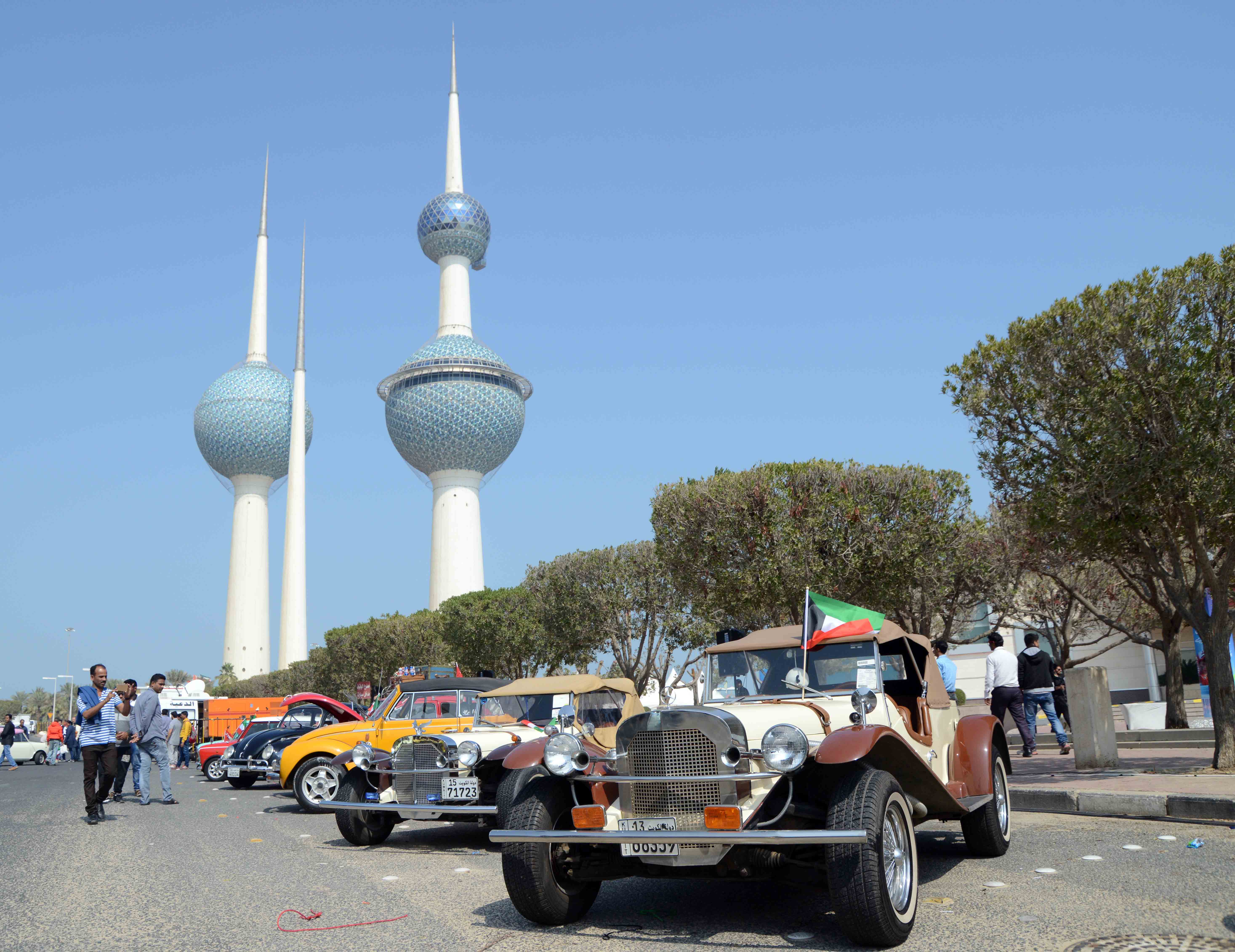 KUNA : Kuwaitis converge on Arabian Gulf St. to mark Nat'l festivals ...