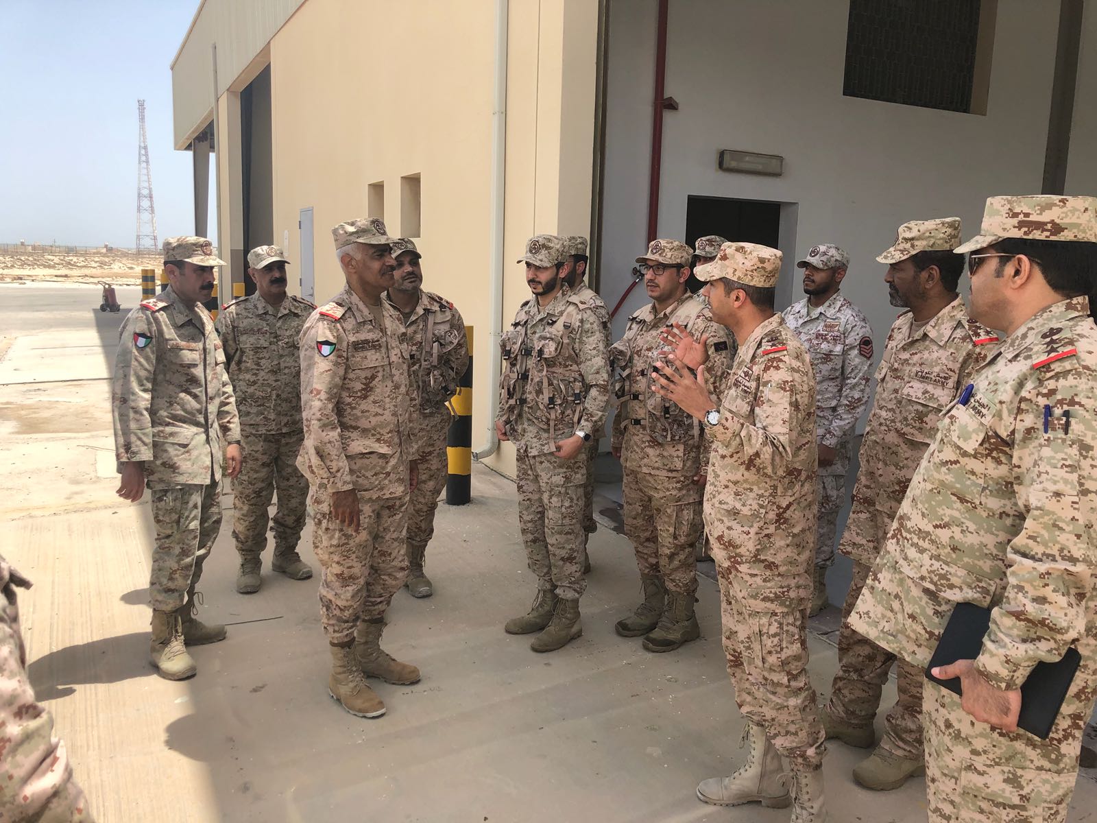 KUNA : Kuwait chief of staff inspects troops in Saudi Arabia