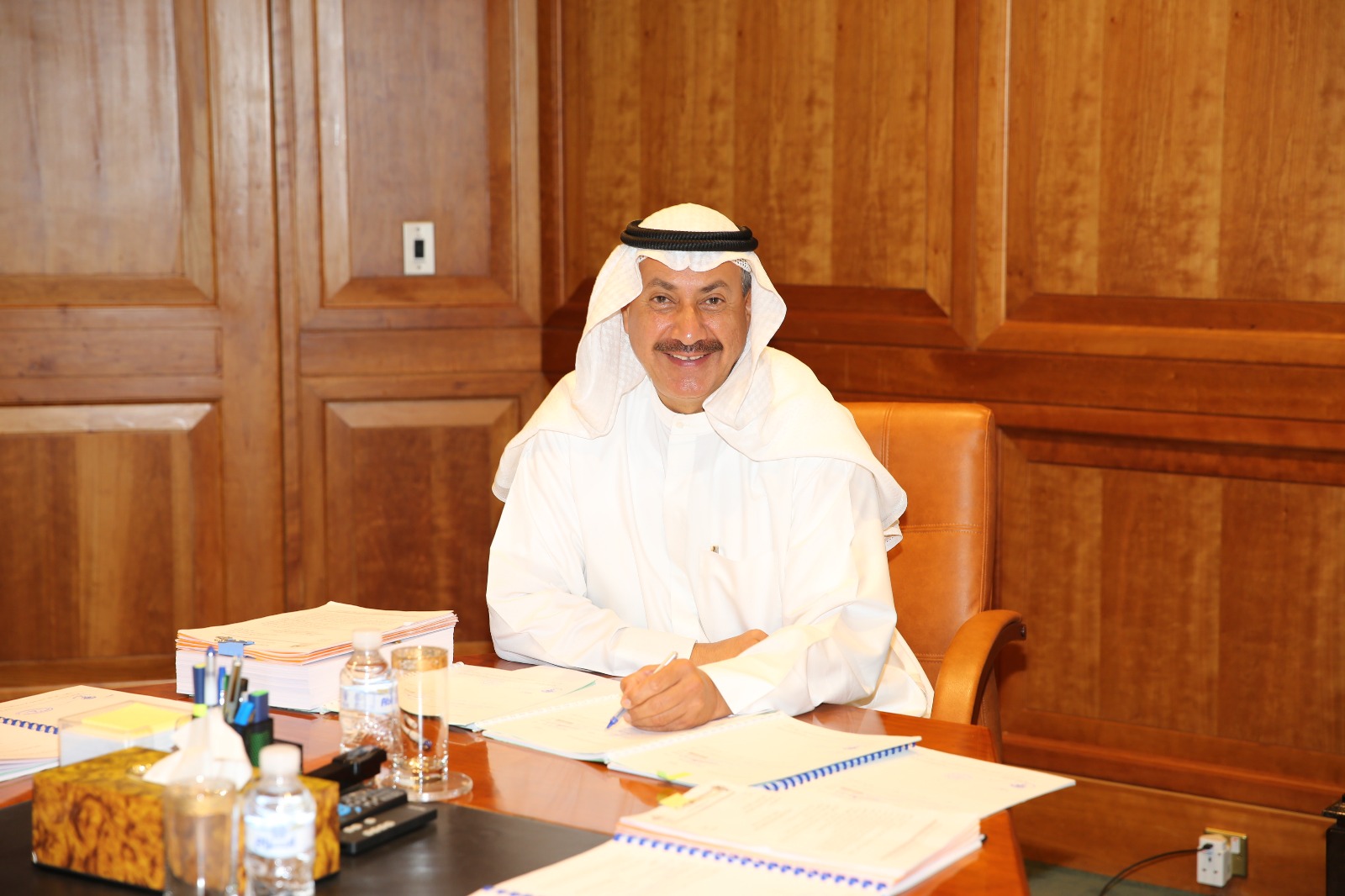 KUNA : Min. Al-Roumi signs contract for roads, bridges completion