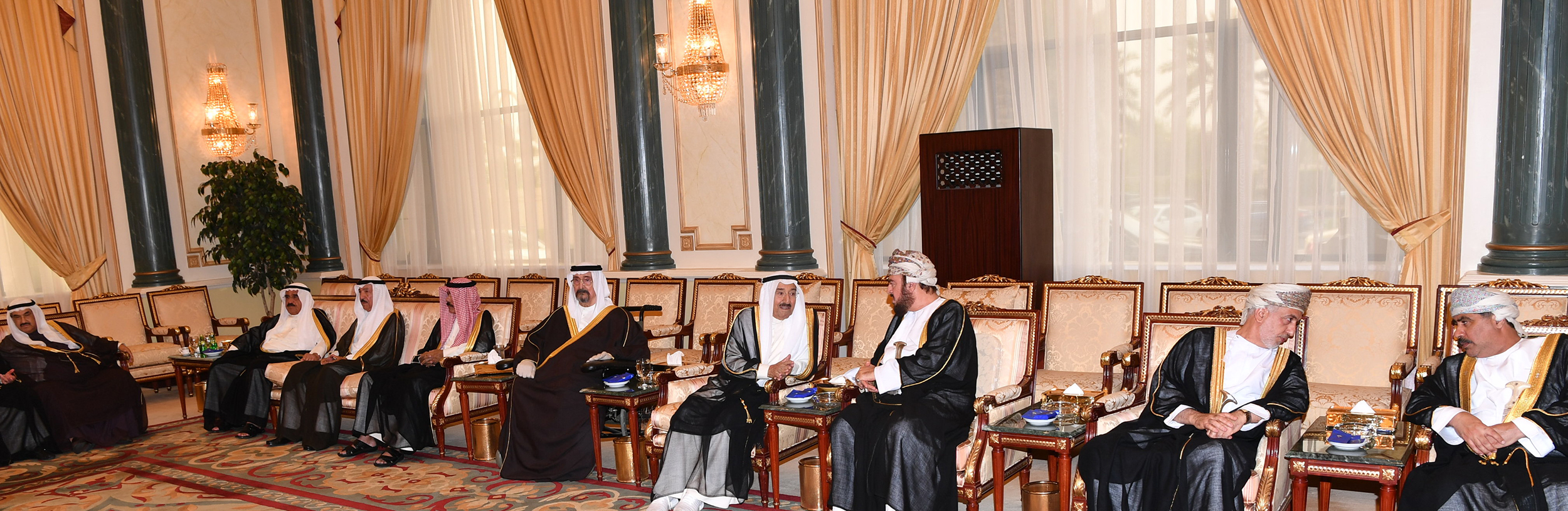 KUNA : His Highness the Amir receives UAE Deputy PM at Bayan Palace