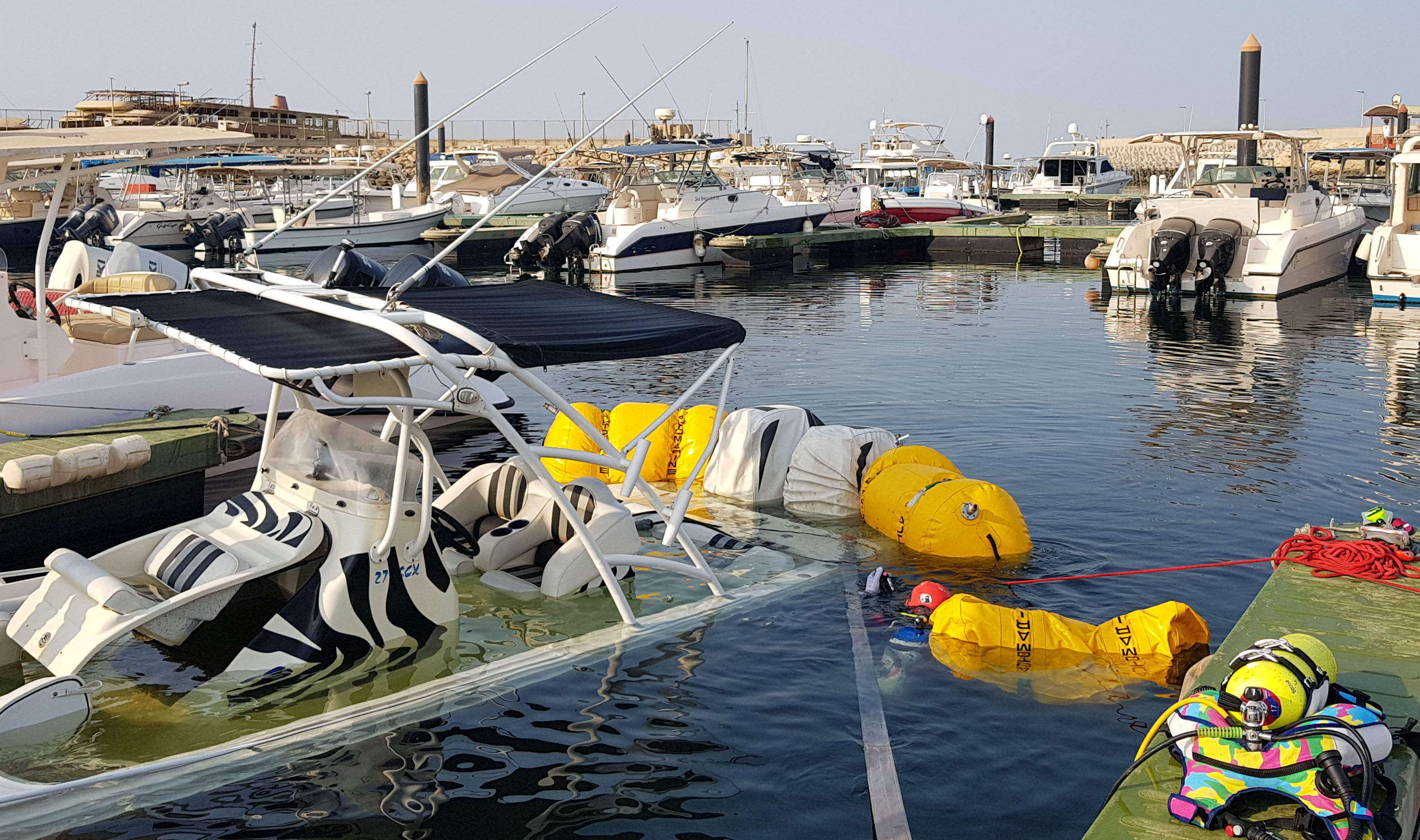 KUNA : Kuwait Dive Team removes sunken boat from Fahaheel Sea Club waters