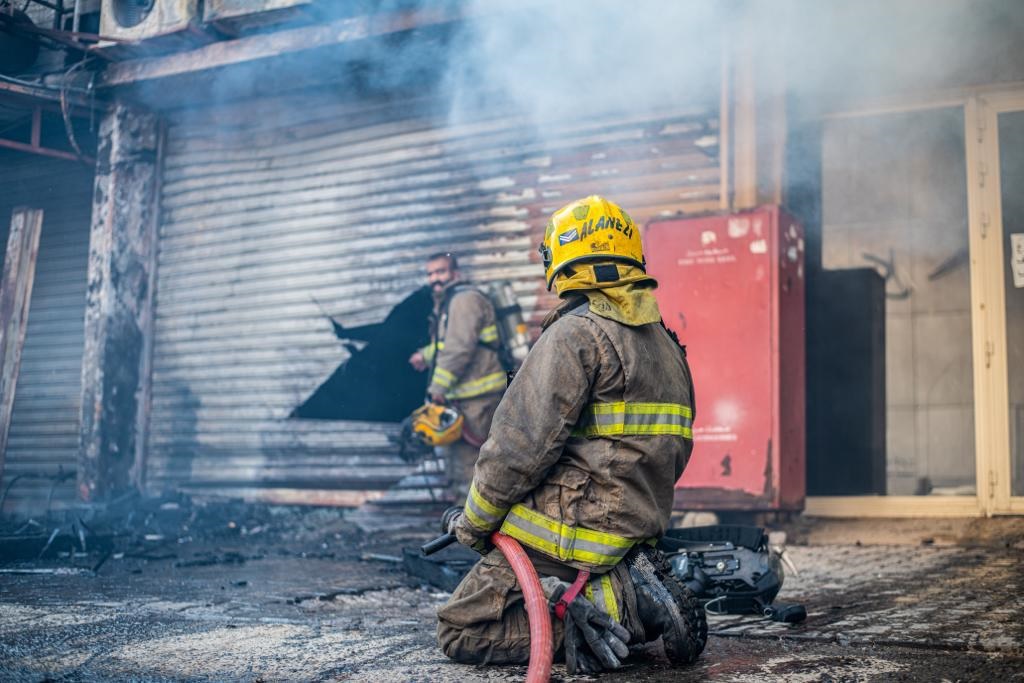 كونا : Firefighters control fire in industrial Shuwaikh area - KFSD