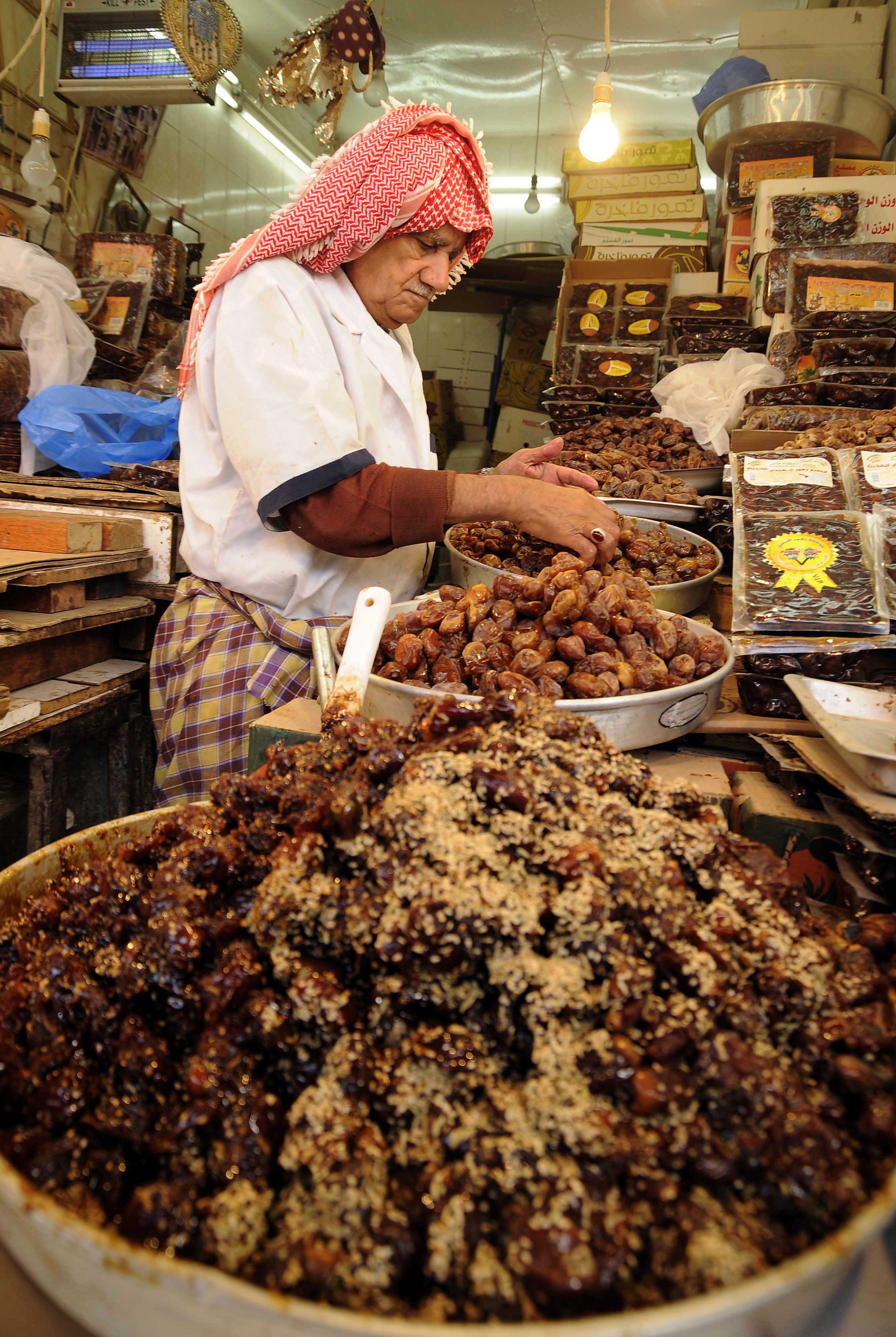 KUNA : Kuwait's Al-Mubarakiya market.. A traditional souk with modern ...