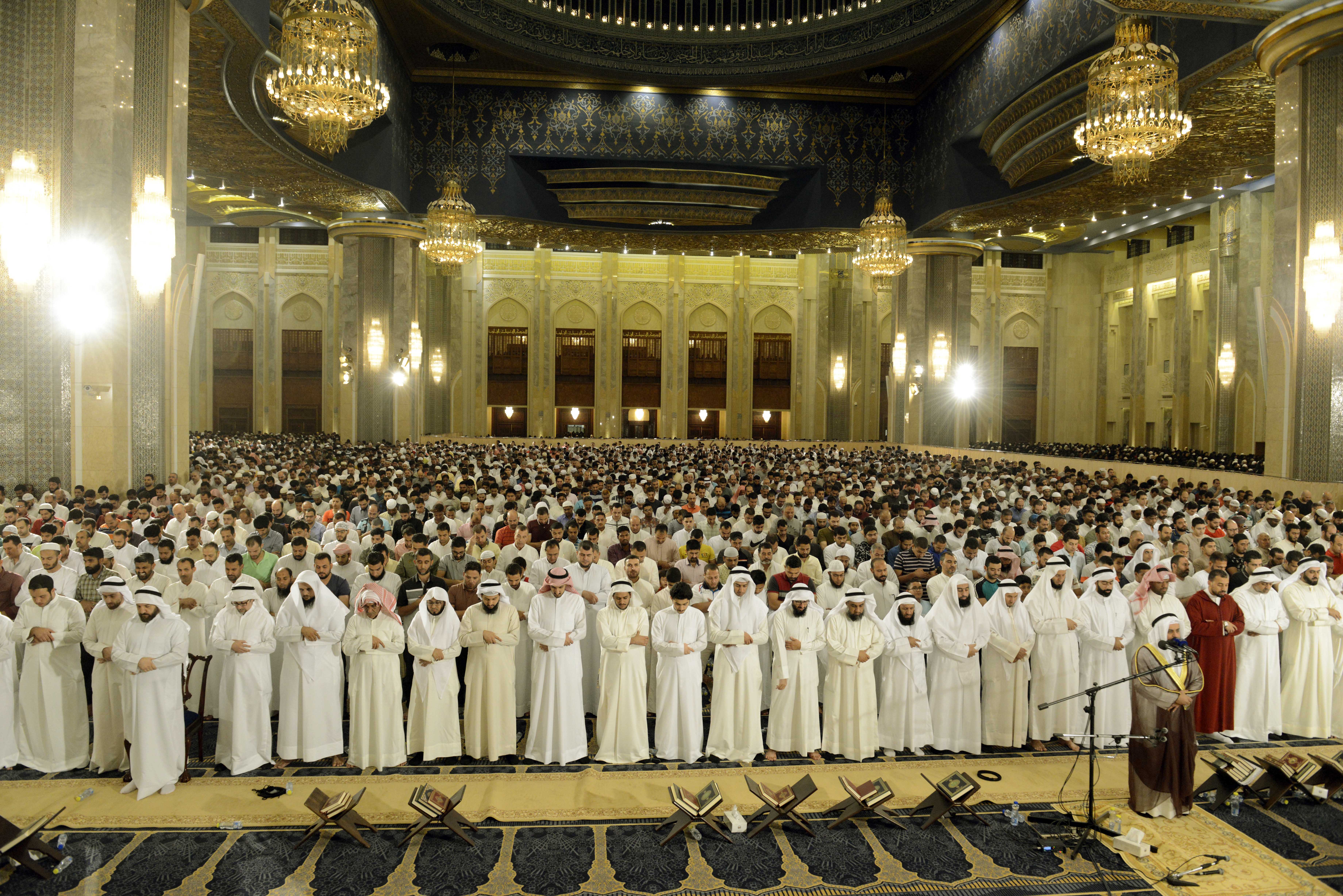 KUNA : Thousands preform late night prayers at Kuwait's Grand Mosque ...