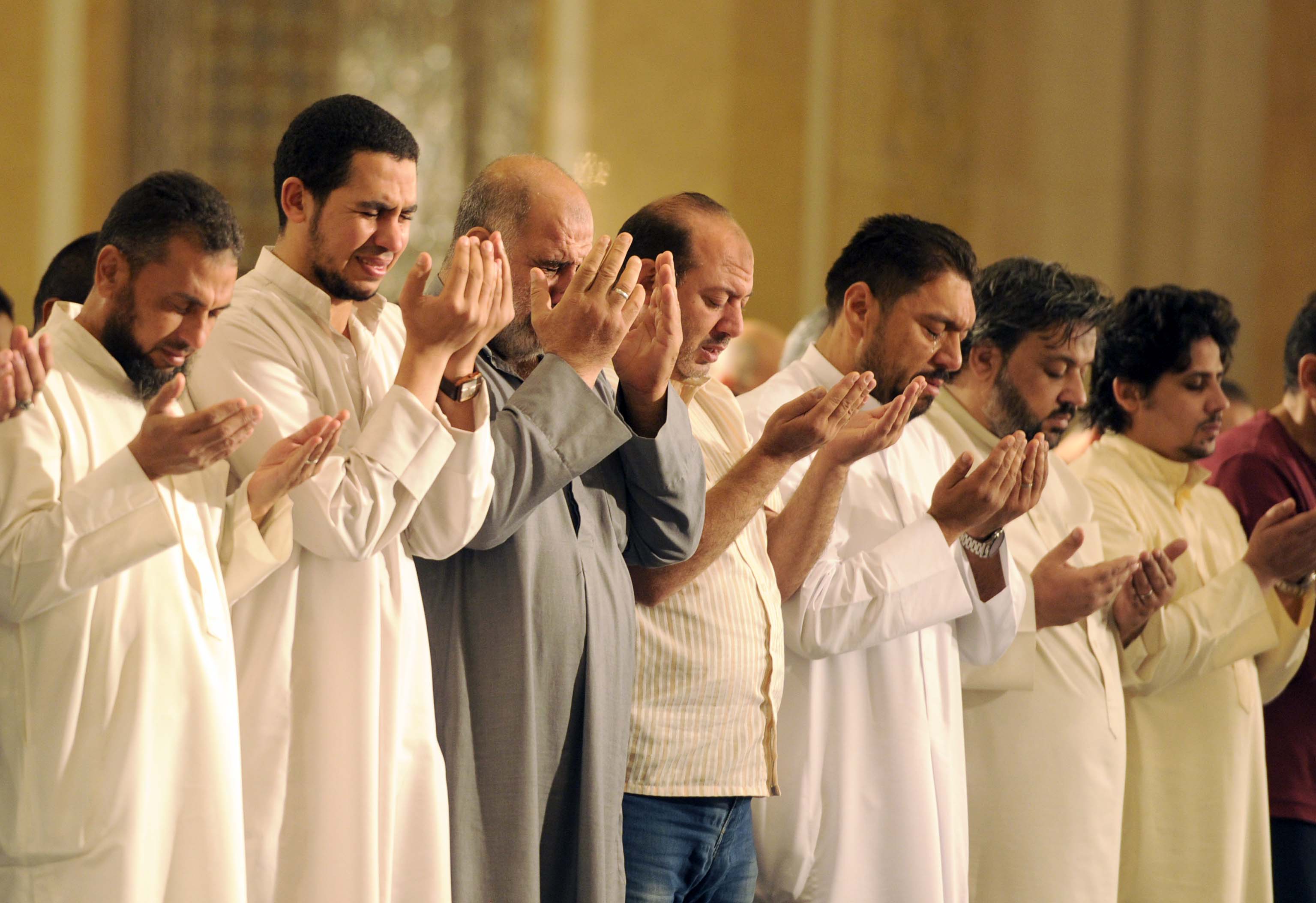 KUNA : Thousands preform late night prayers at Kuwait's Grand Mosque ...