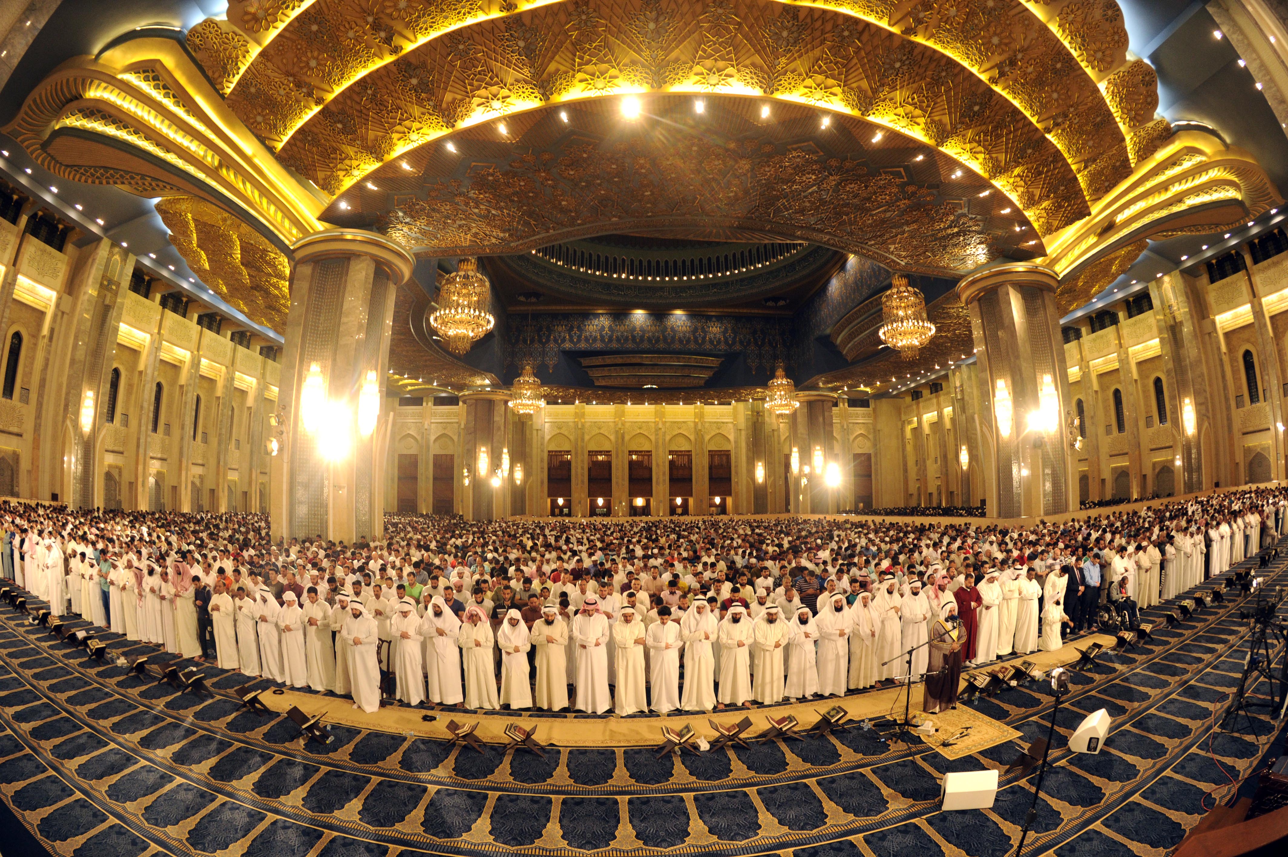 KUNA : Thousands preform late night prayers at Kuwait's Grand Mosque ...