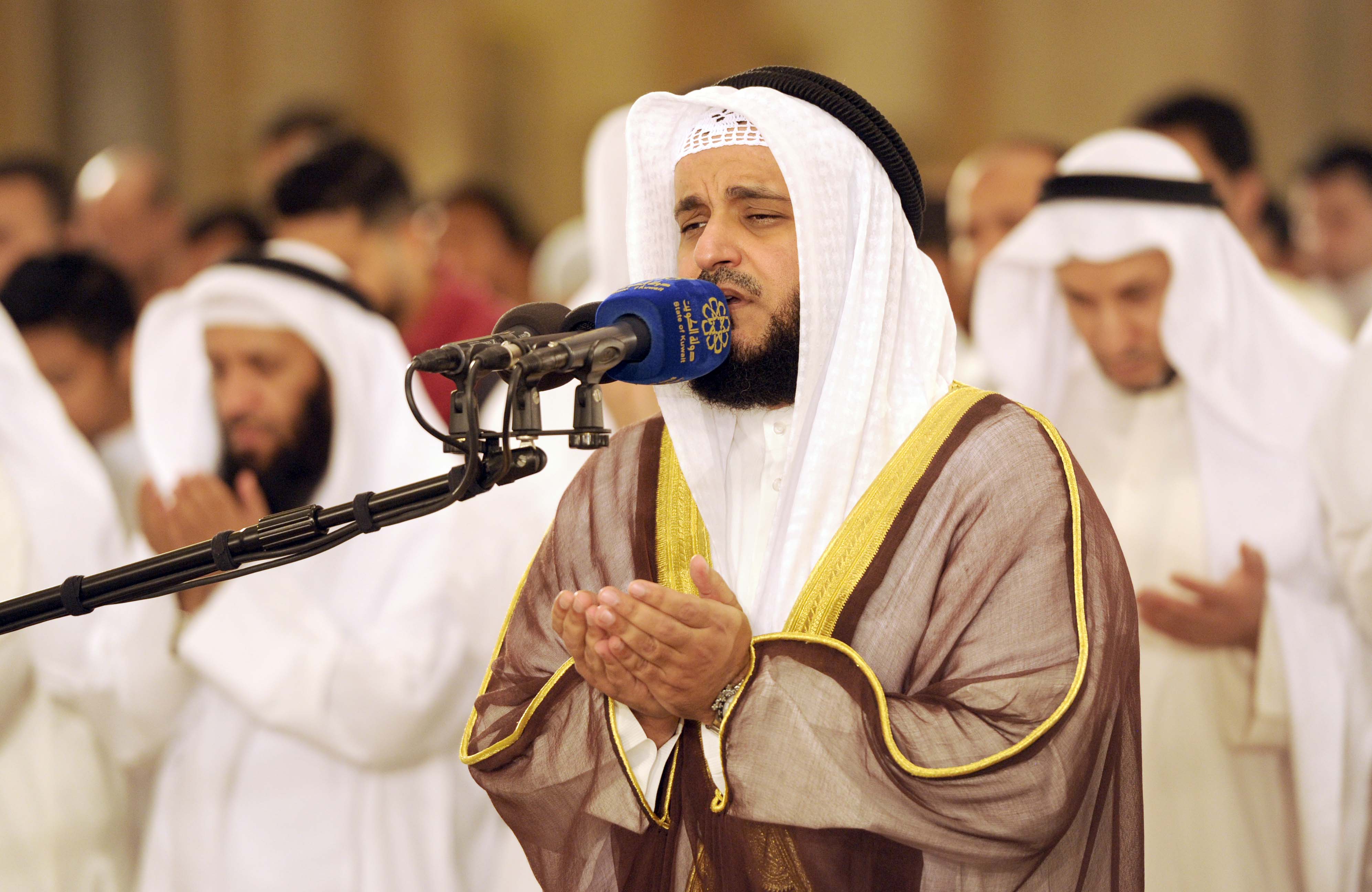 كونا : Thousands preform late night prayers at Kuwait's Grand Mosque ...