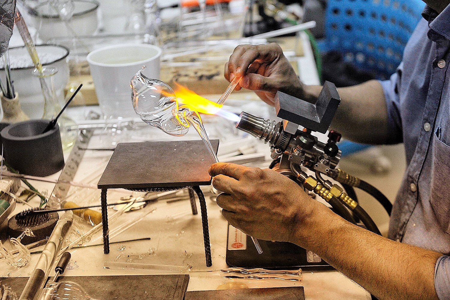 كونا : La fusion du verre, un art artisanal prometteur au Koweït ...