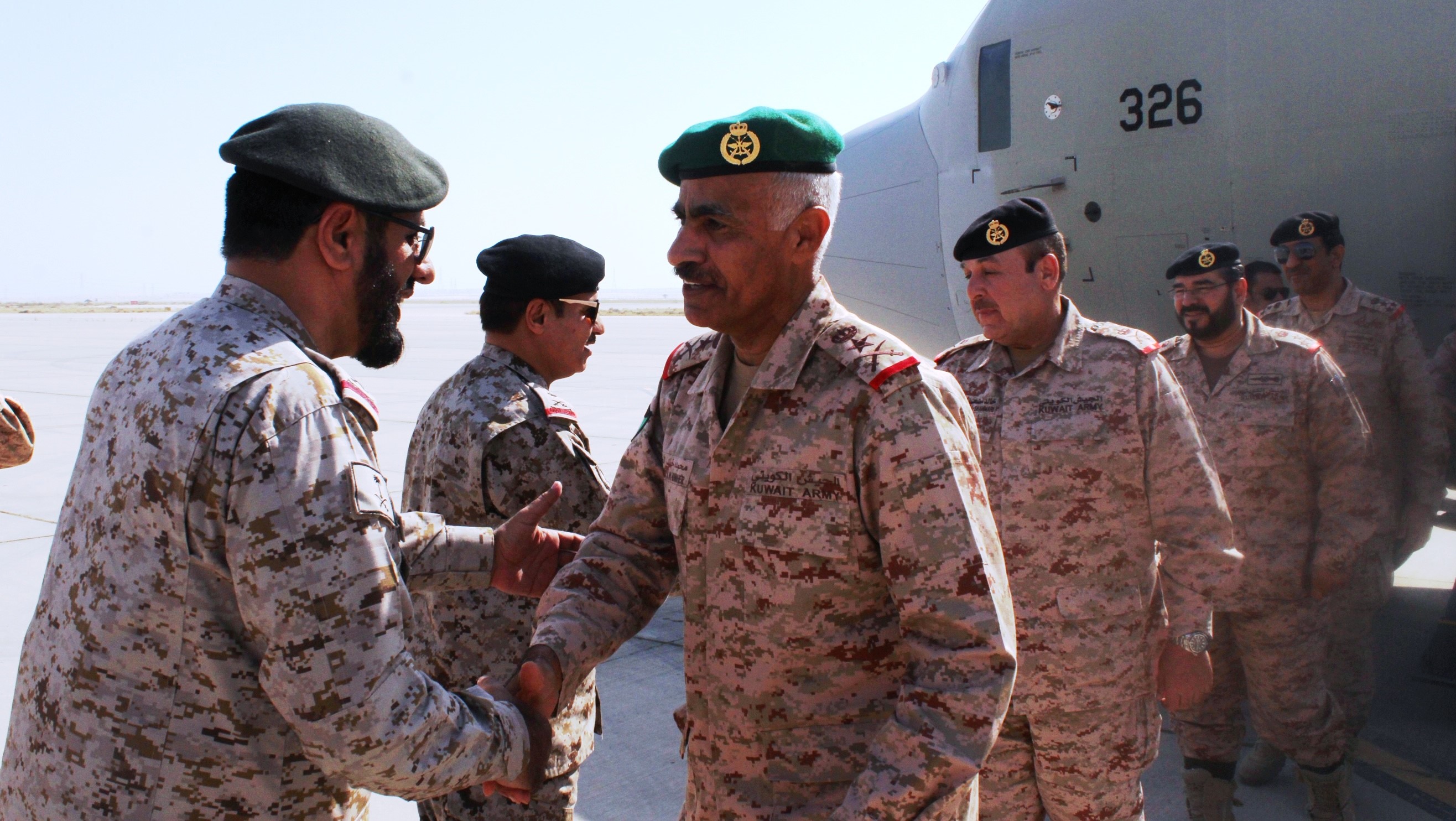 KUNA : Army Chief of Staff visits Kuwait-Saudi "shield" duty force