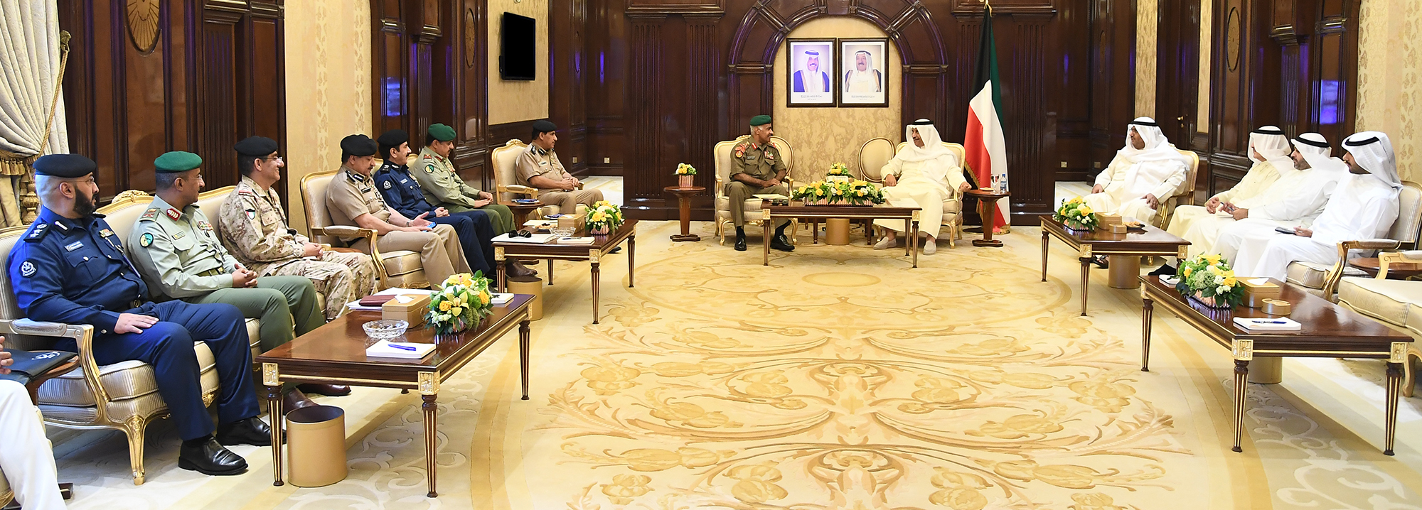 كونا : His Highness PM receives Kuwaiti security, defense delegation