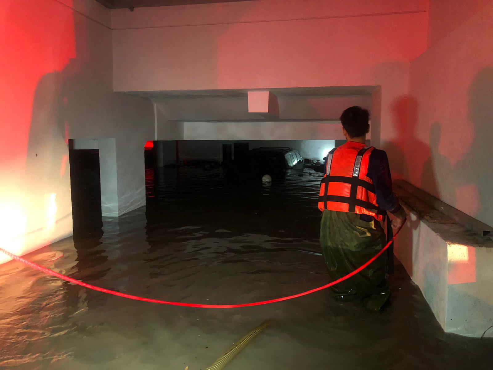 كونا : Kuwait Fire Force saves 44 people trapped by rain floods
