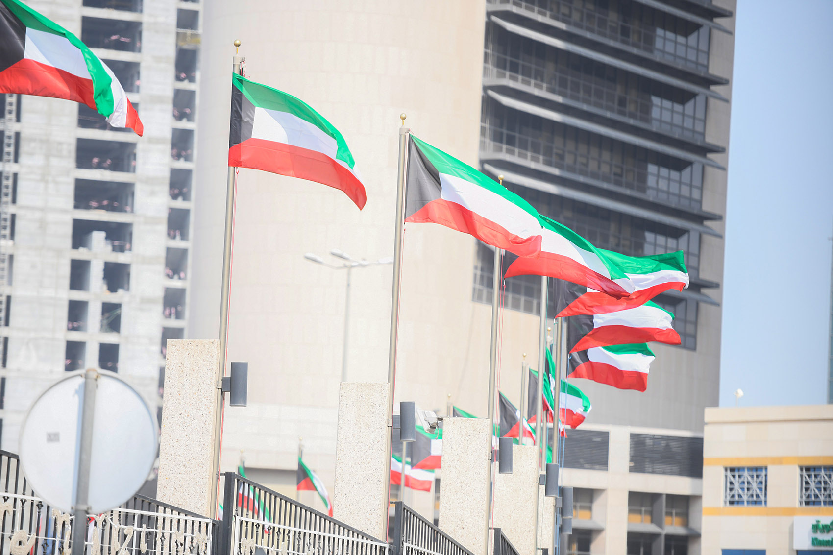 كونا : Kuwaiti flags, decorations adorn public buildings during nat'l ...