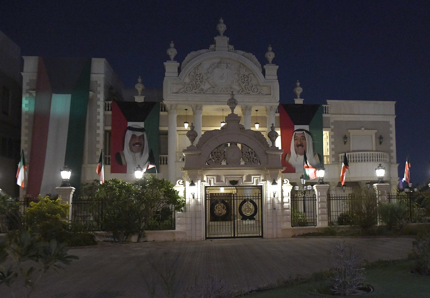 كونا : Houses in Kuwait put on colors of nat'l flag, leadership's ...