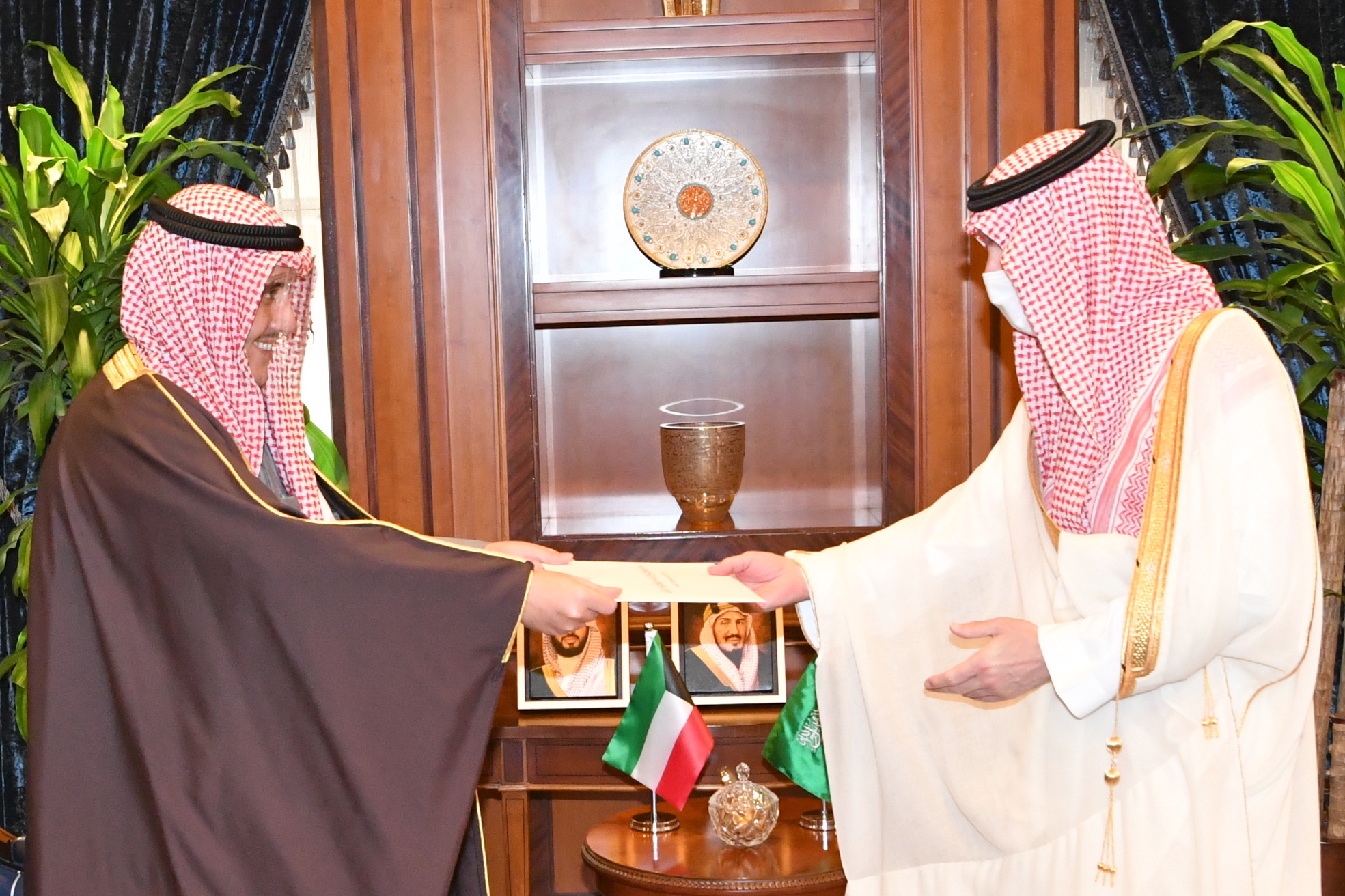 كونا : Kuwait Amir envoy delivers letter to Saudi King - عام - 01/01/2021
