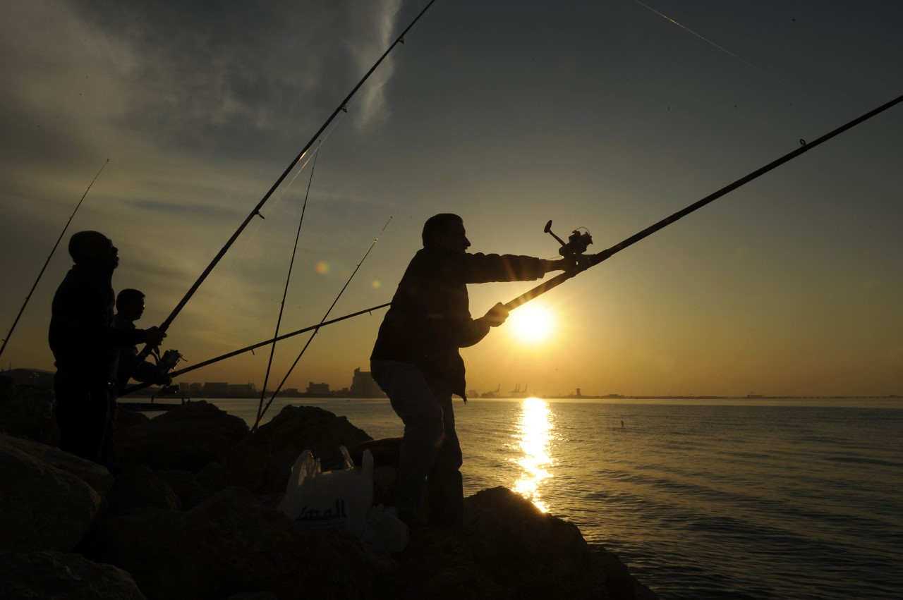 KUNA : Kuwaiti shores dotted with fishermen amidst pleasant weather ...