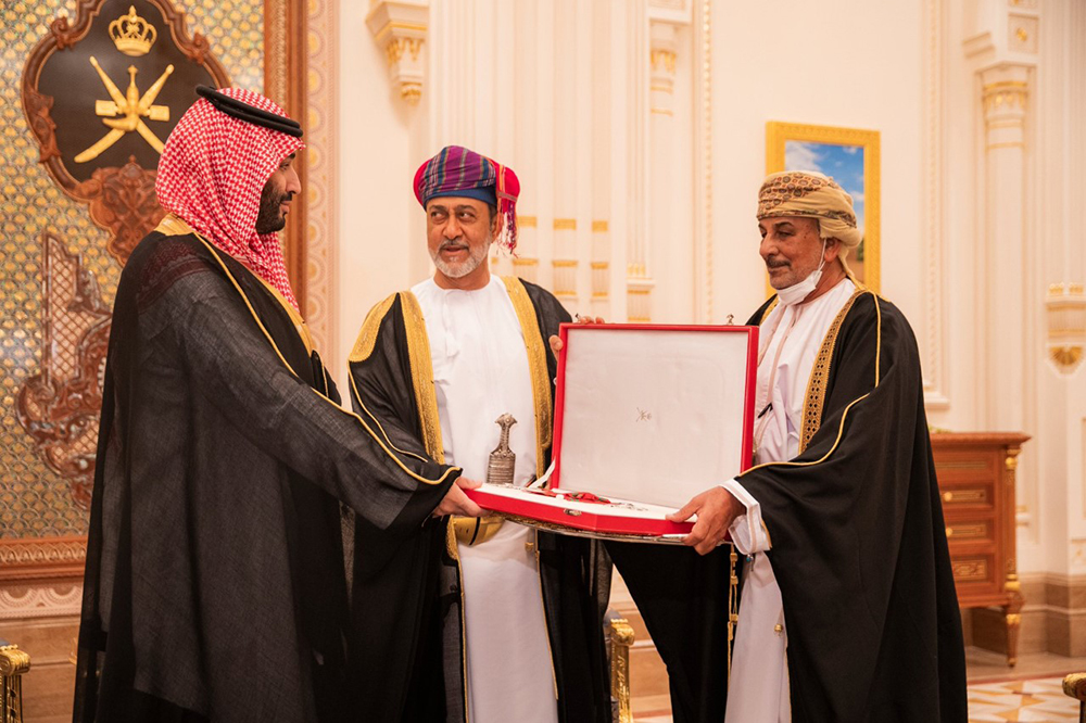 كونا : Sultan of Oman decorates Saudi Crown Prince with top medal
