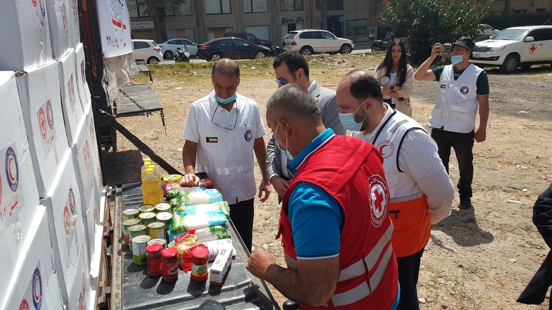 كونا : Kuwait Red Crescent hands 5,000 food parcels to Palestinian ...