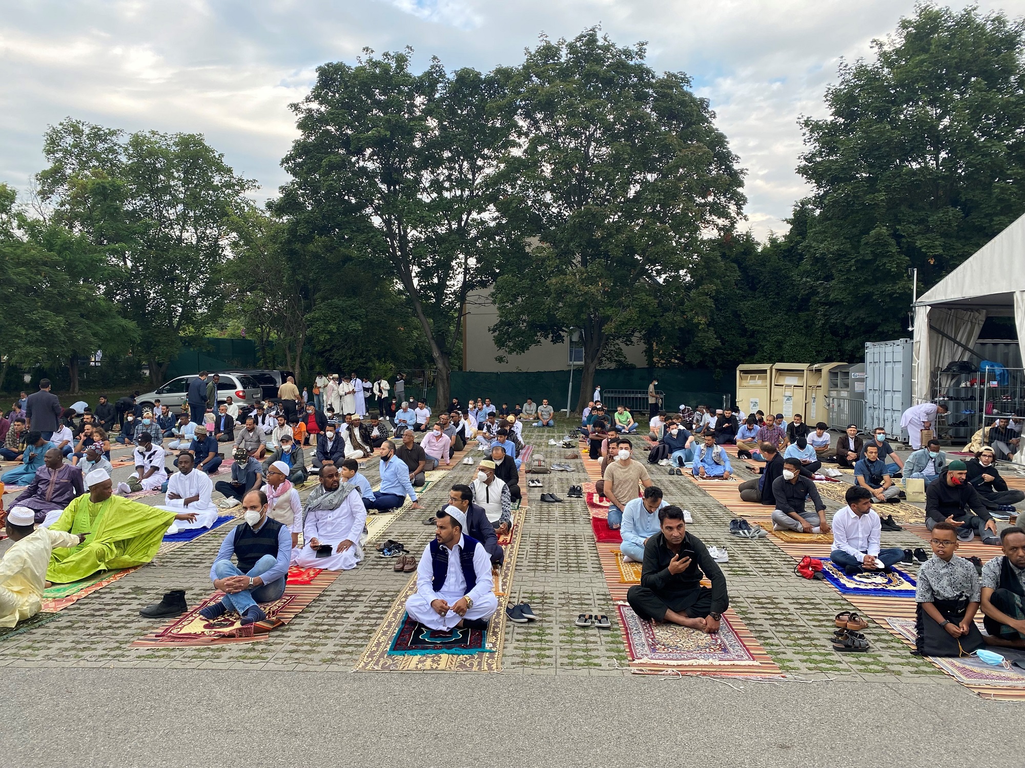 KUNA : Muslims of Austria perform eid prayers