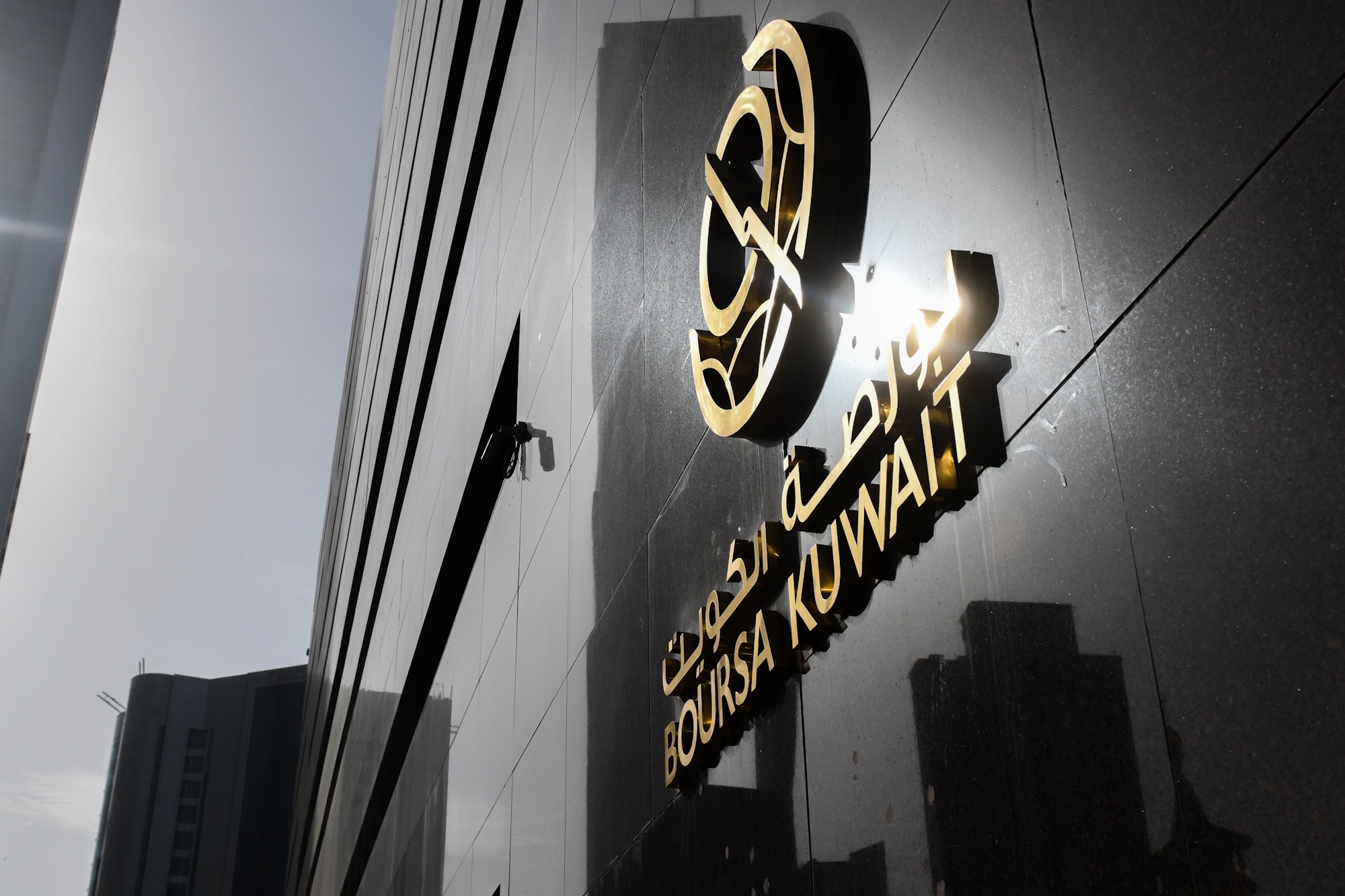 KUNA : Kuwait bourse suspends trading in four companies' shares