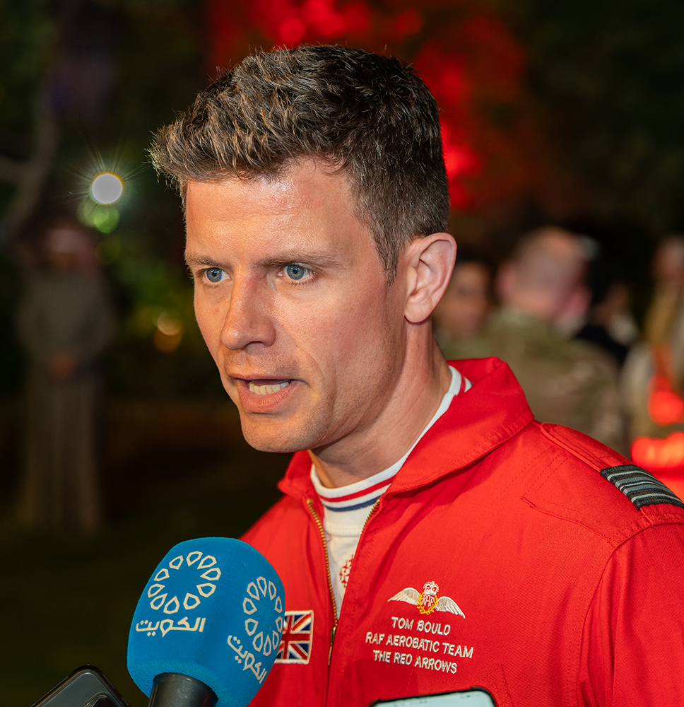 كونا : Kuwait DM commends British Red Arrows parade
