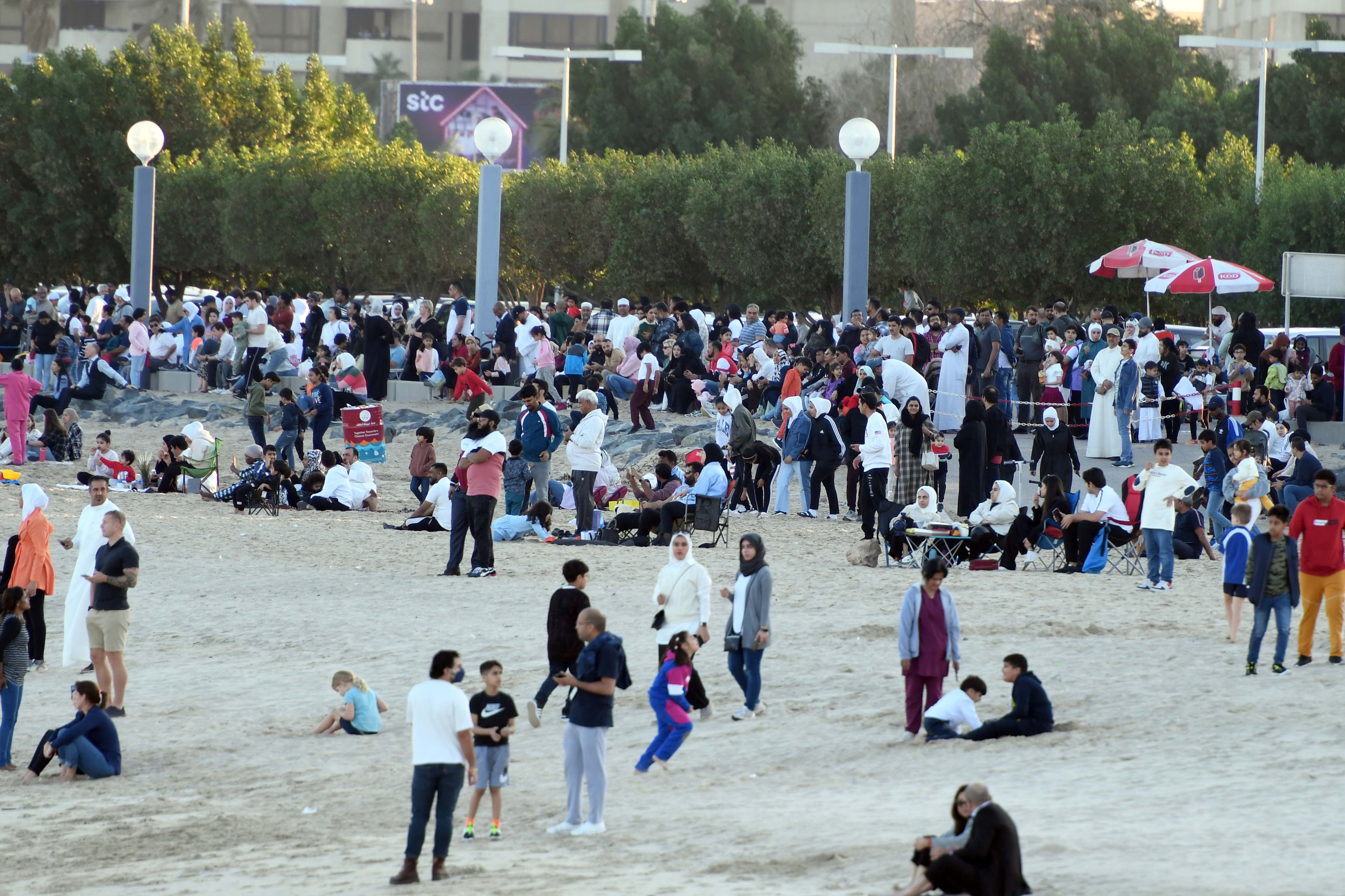 كونا : فريق (السهام الحمراء) التابع لسلاح الجو البريطاني ينفذ لوحات ...