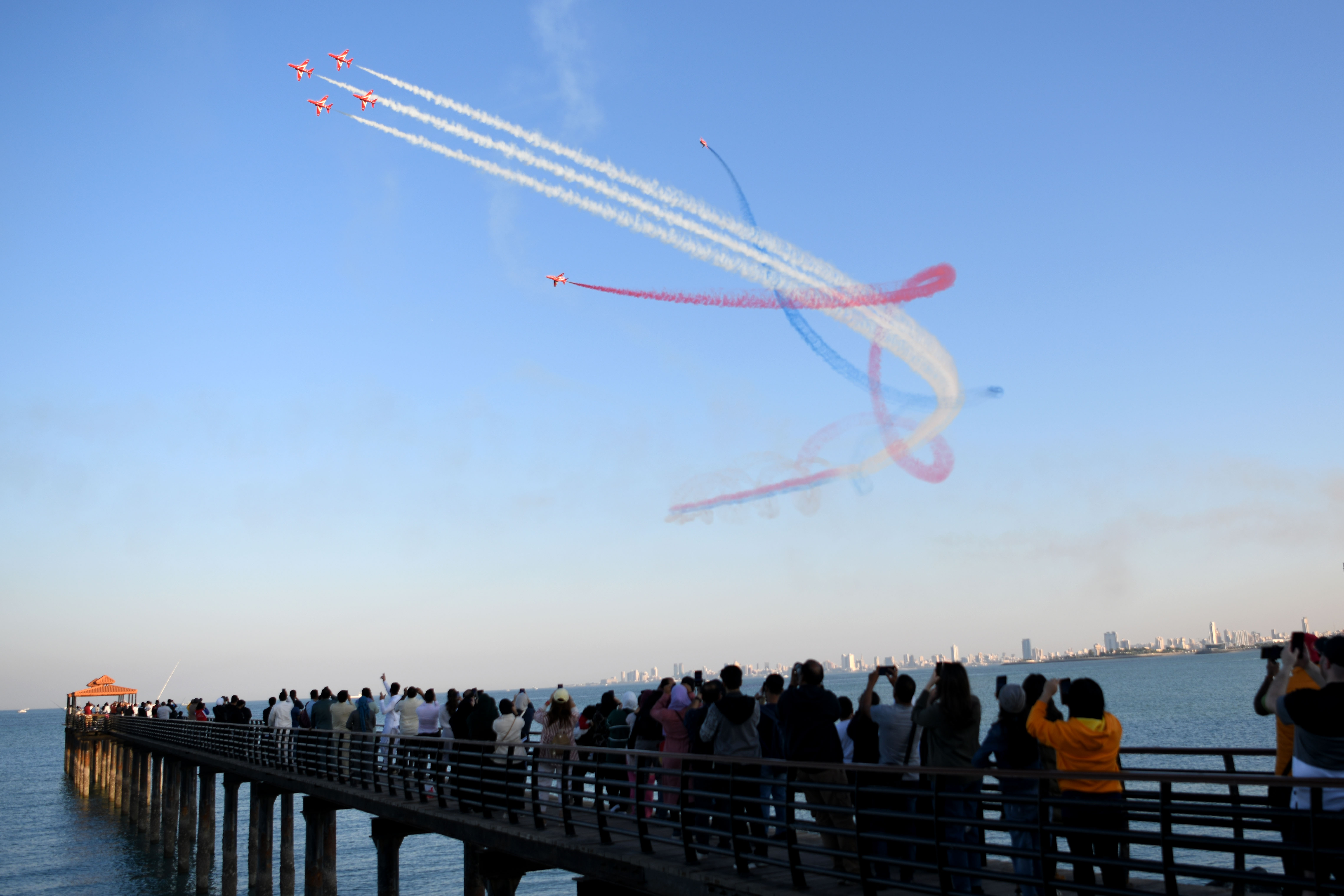 كونا : فريق (السهام الحمراء) التابع لسلاح الجو البريطاني ينفذ لوحات ...